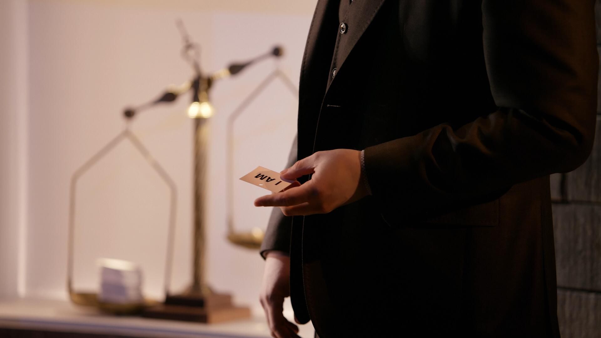 Derek DelGaudio’s In & Of Itself Review: A Nifty Trick about Identity