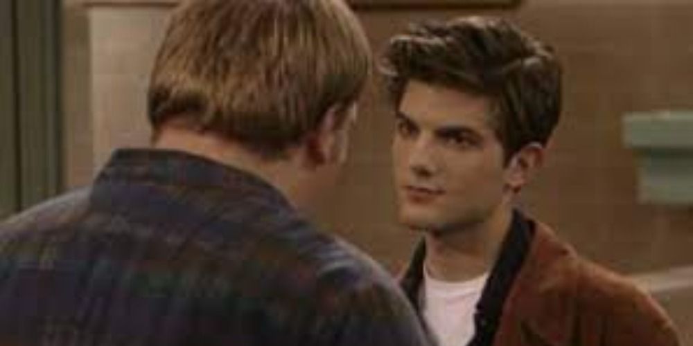 10 Stars You Didn't Know Were Extras In 90s Shows