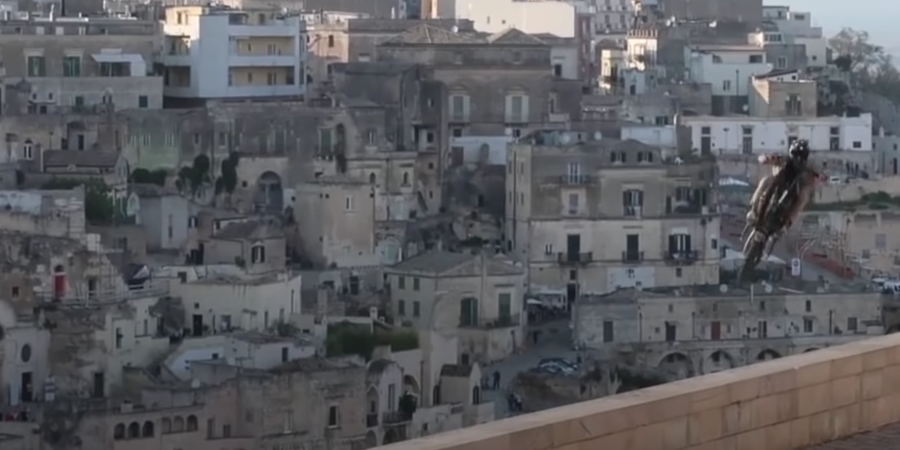 James Bond: 10 Iconic 007 Stunts That Live Rent Free In Fans' Heads