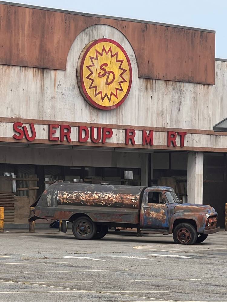 Fallout Series Set Photos Bring the Super Duper Mart to Life