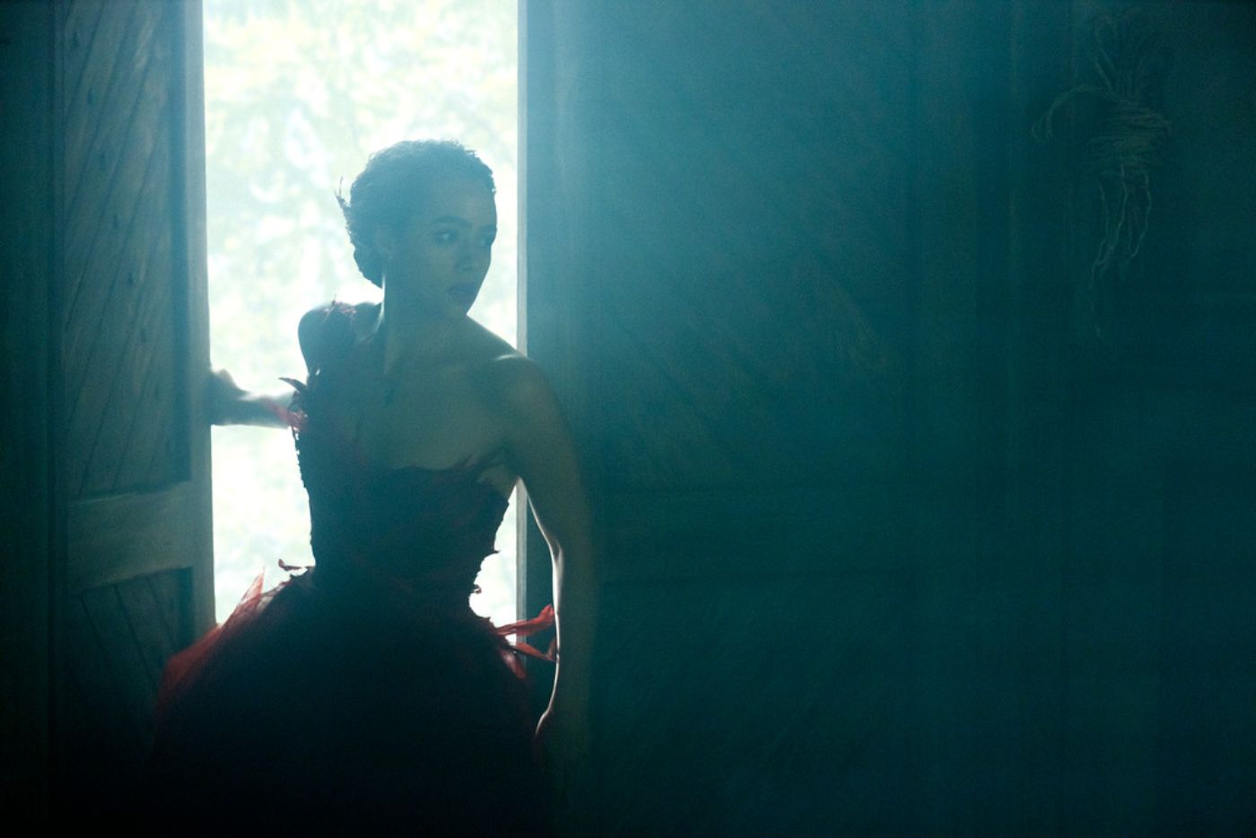 The Invitation: Nathalie Emmanuel and Thomas Doherty on the Dinner Scene