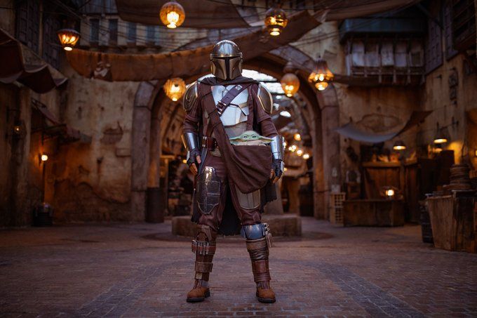 The Mandalorian and Grogu Arrive in Galaxy's Edge in First Image
