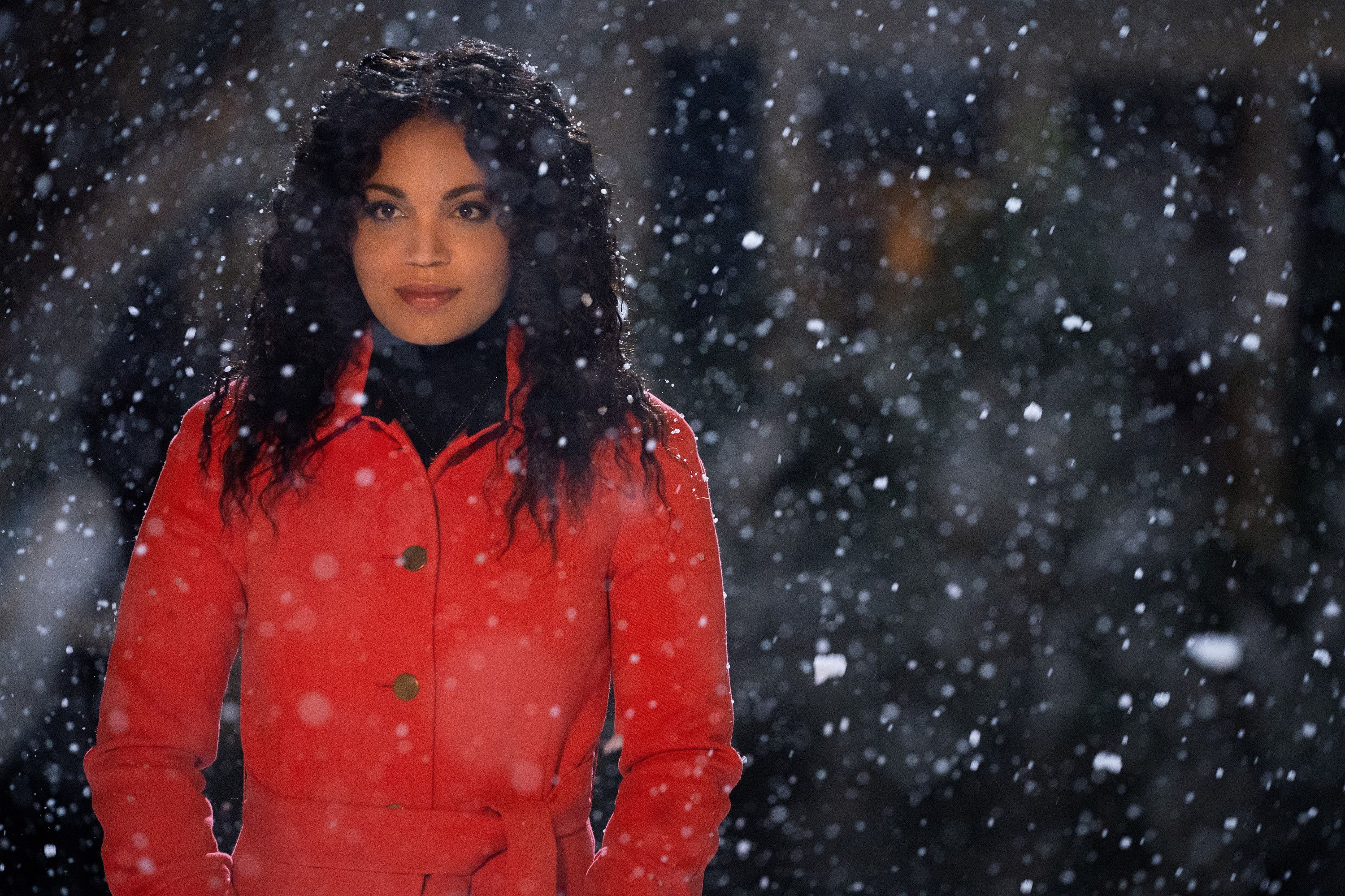 The Noel Diary Images Unveil Justin Hartley & Barrett Doss' Holiday Rom-Com