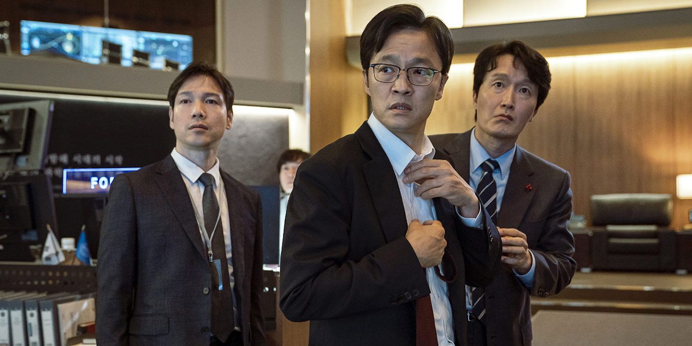 'The Moon' Review: Science Fiction Spectacle Gets Lost in Space