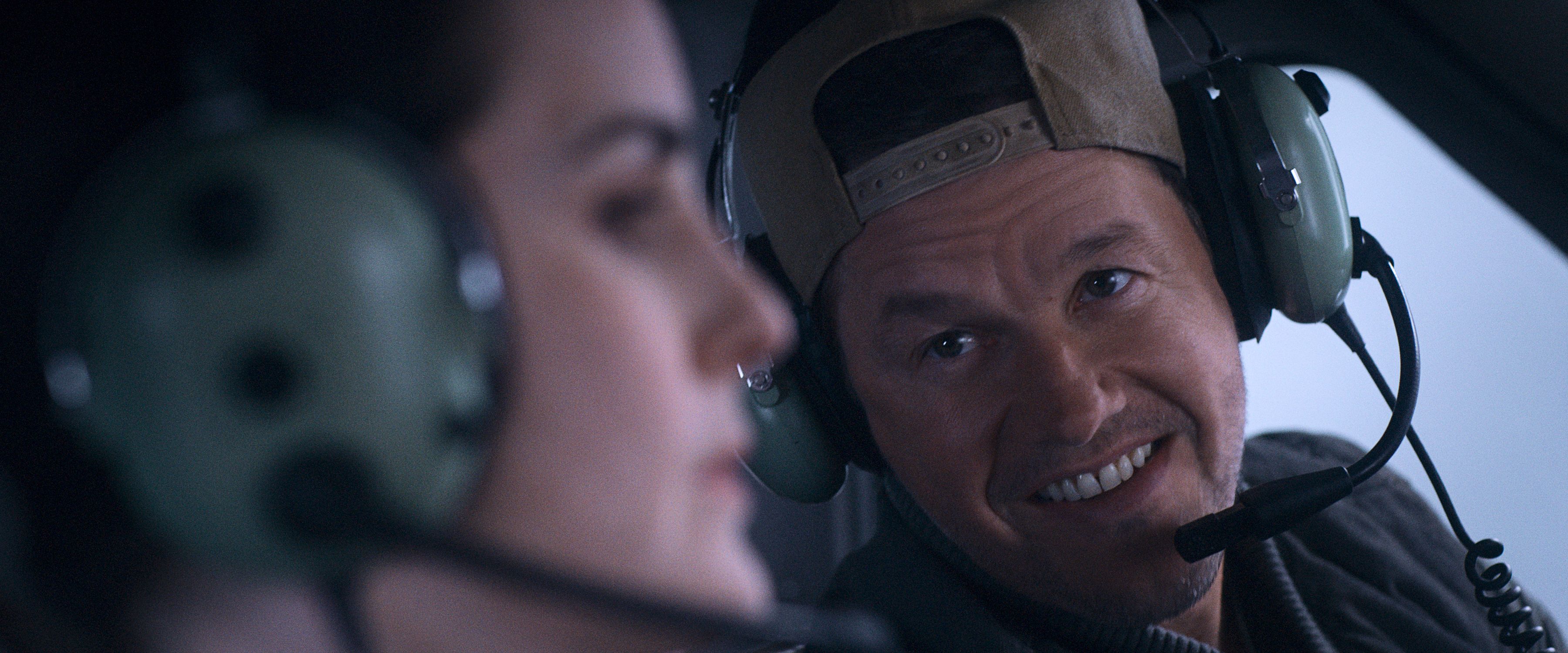 Mark Wahlberg Flexionando The Family Plan Official Trailer (2023)