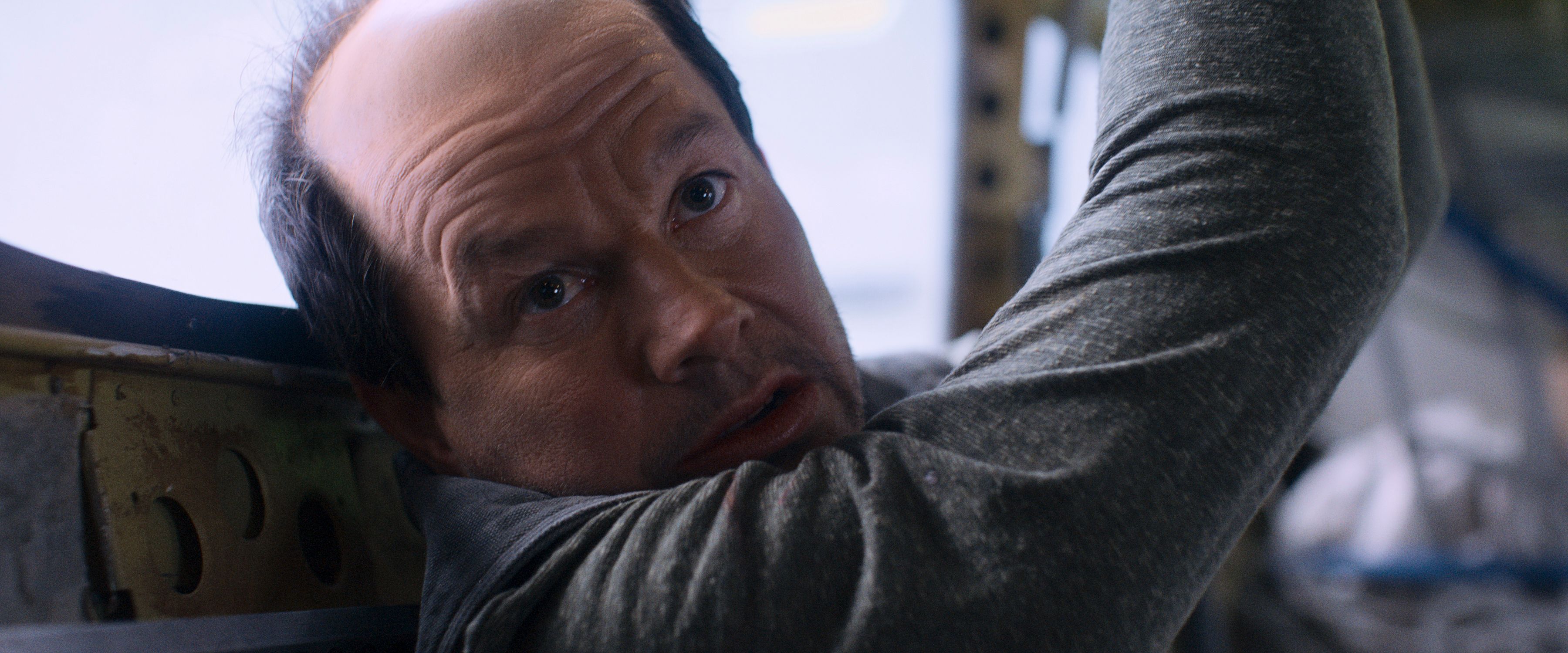 Mark Wahlberg Flexionando The Family Plan Official Trailer (2023)