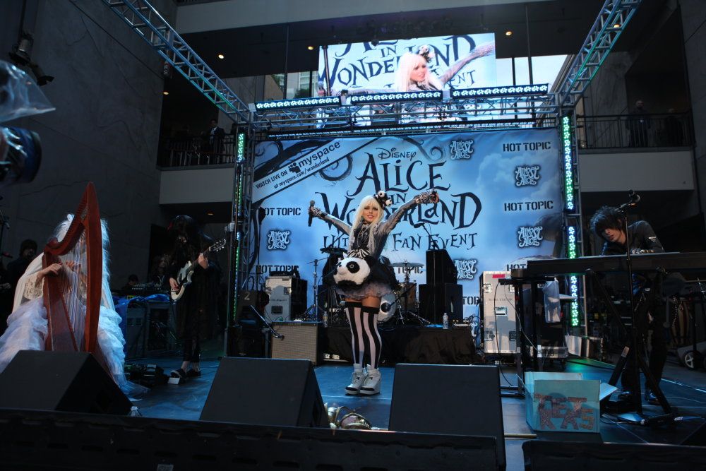 Photos from the ALICE IN WONDERLAND Ultimate Fan Event