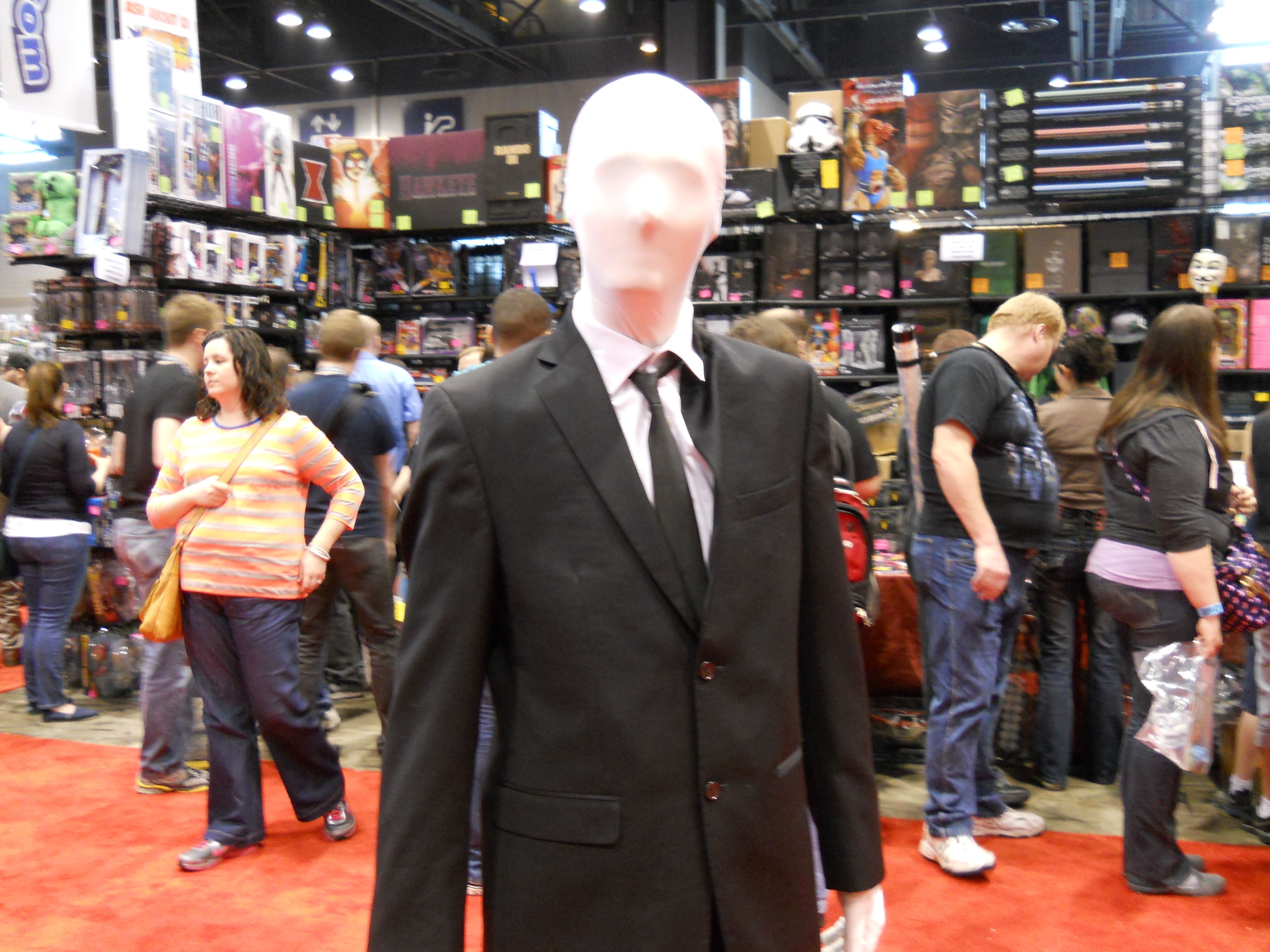 C2E2 2013 Images from the Convention Floor Featuring THE DARK KNIGHT ...