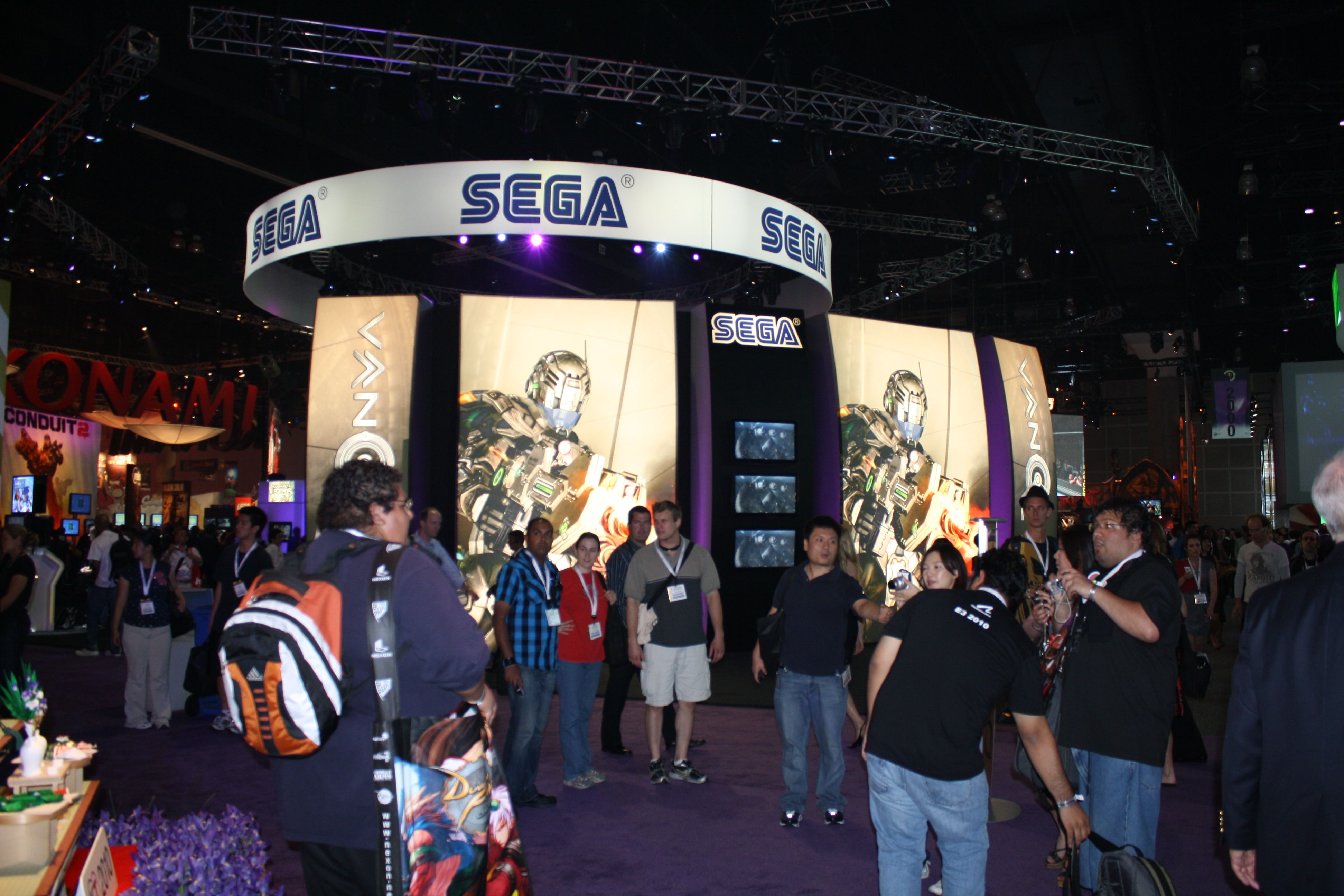 E3 2010 Images Booth Babes, TRON Controllers, and Nintendo, Sony, Xbox Booths