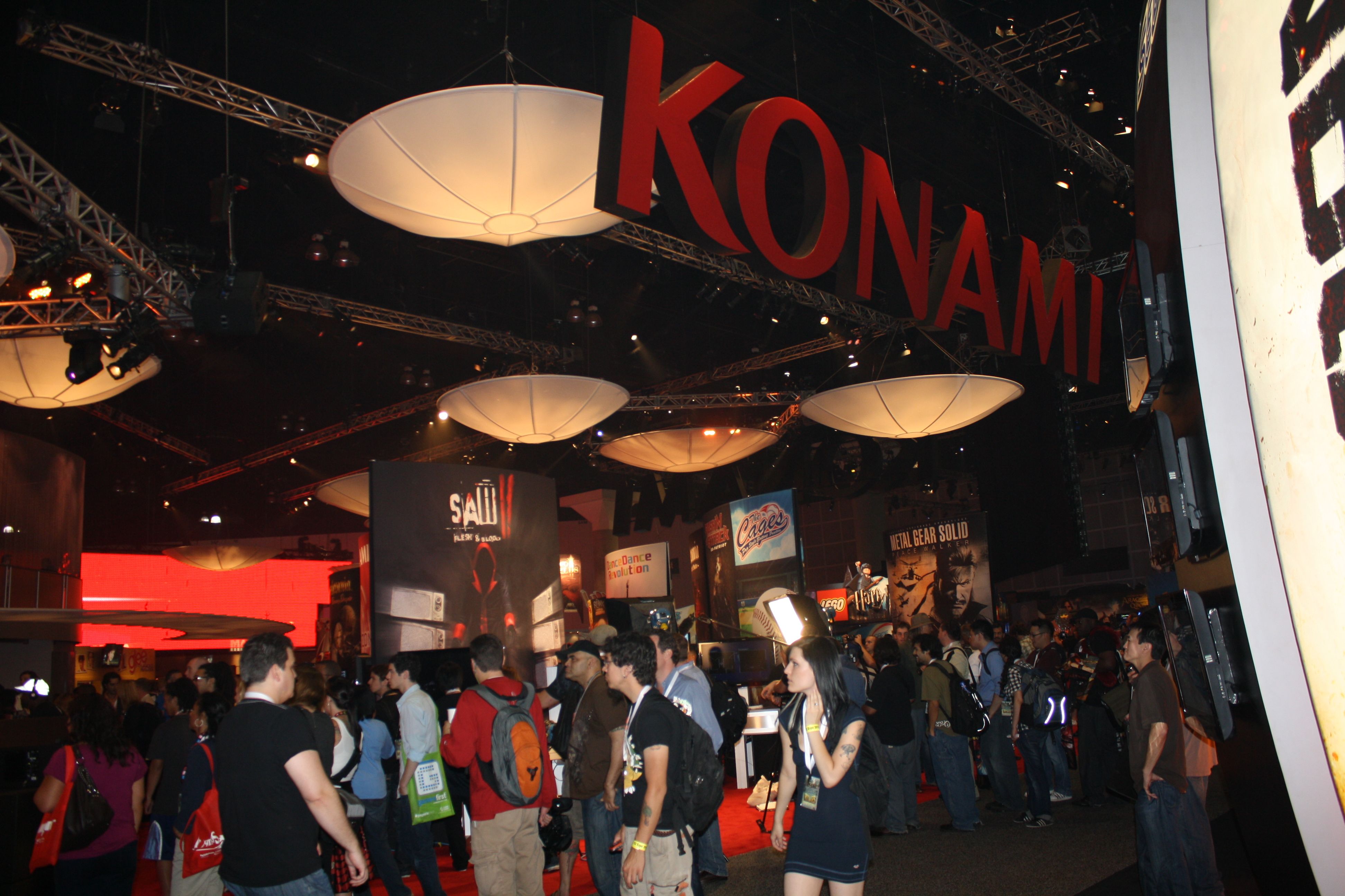 E3 2010 Images Booth Babes, TRON Controllers, and Nintendo, Sony, Xbox ...