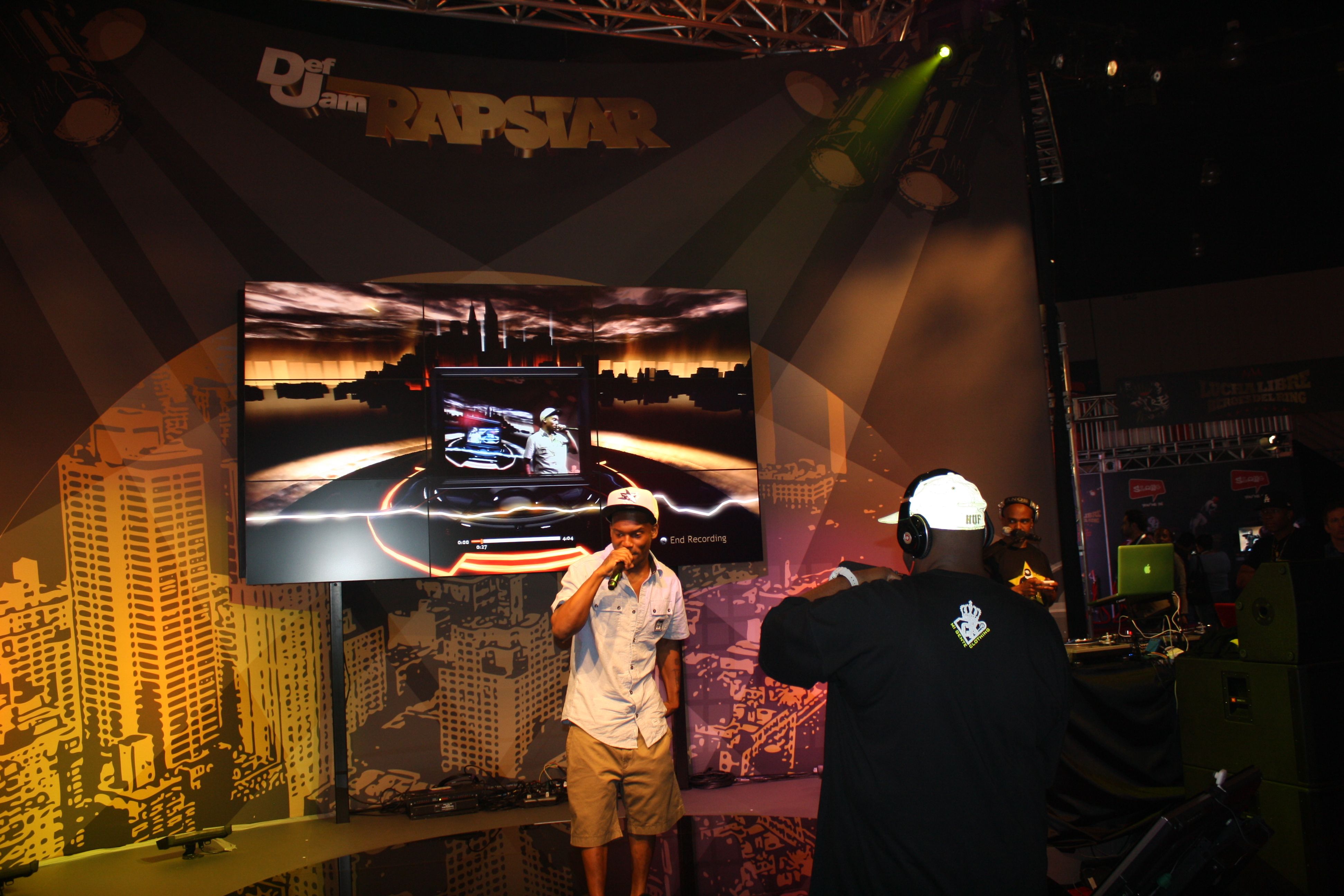 E3 2010 Images Booth Babes, TRON Controllers, and Nintendo, Sony, Xbox ...