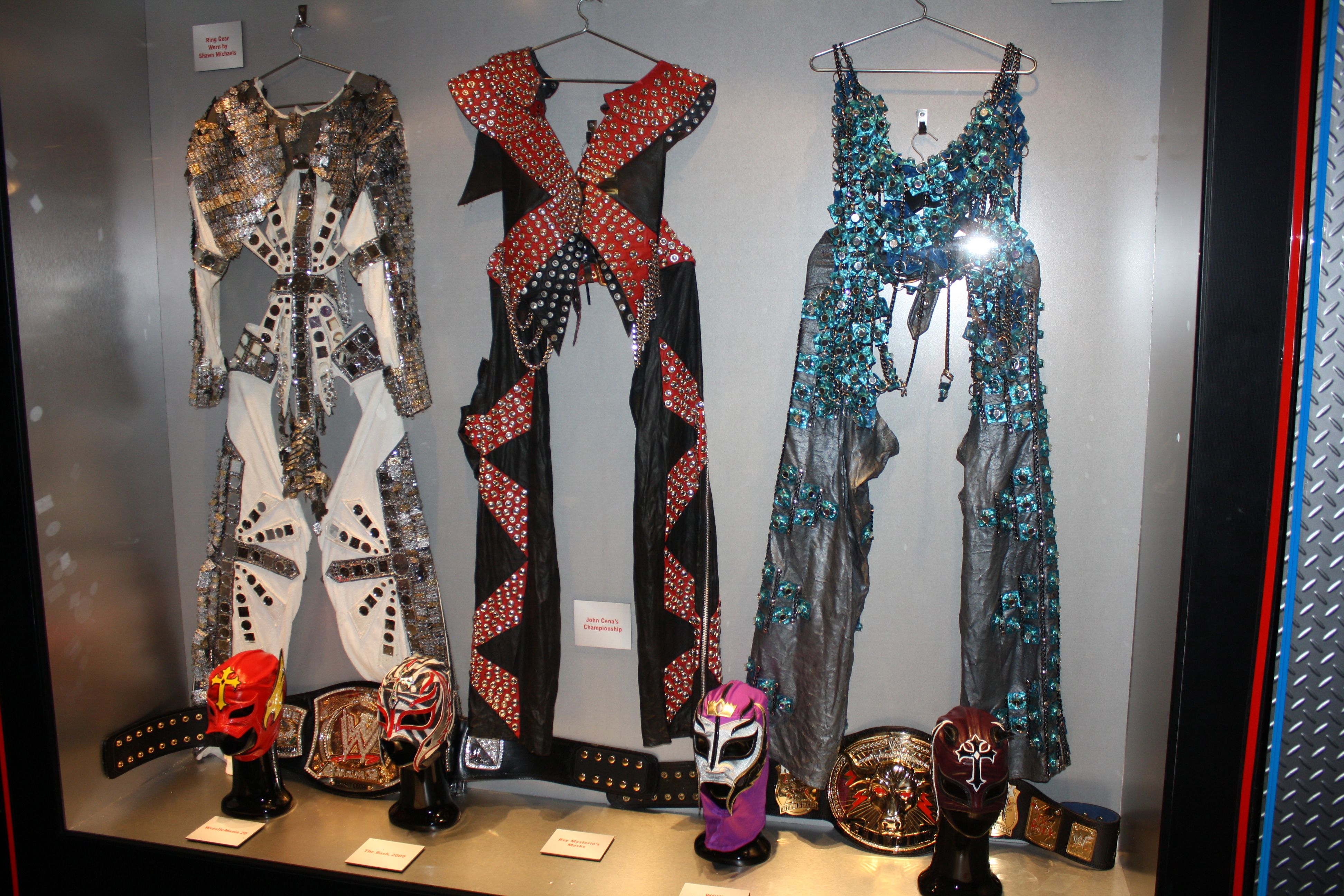 E3 2010 Images Booth Babes, TRON Controllers, and Nintendo, Sony, Xbox ...