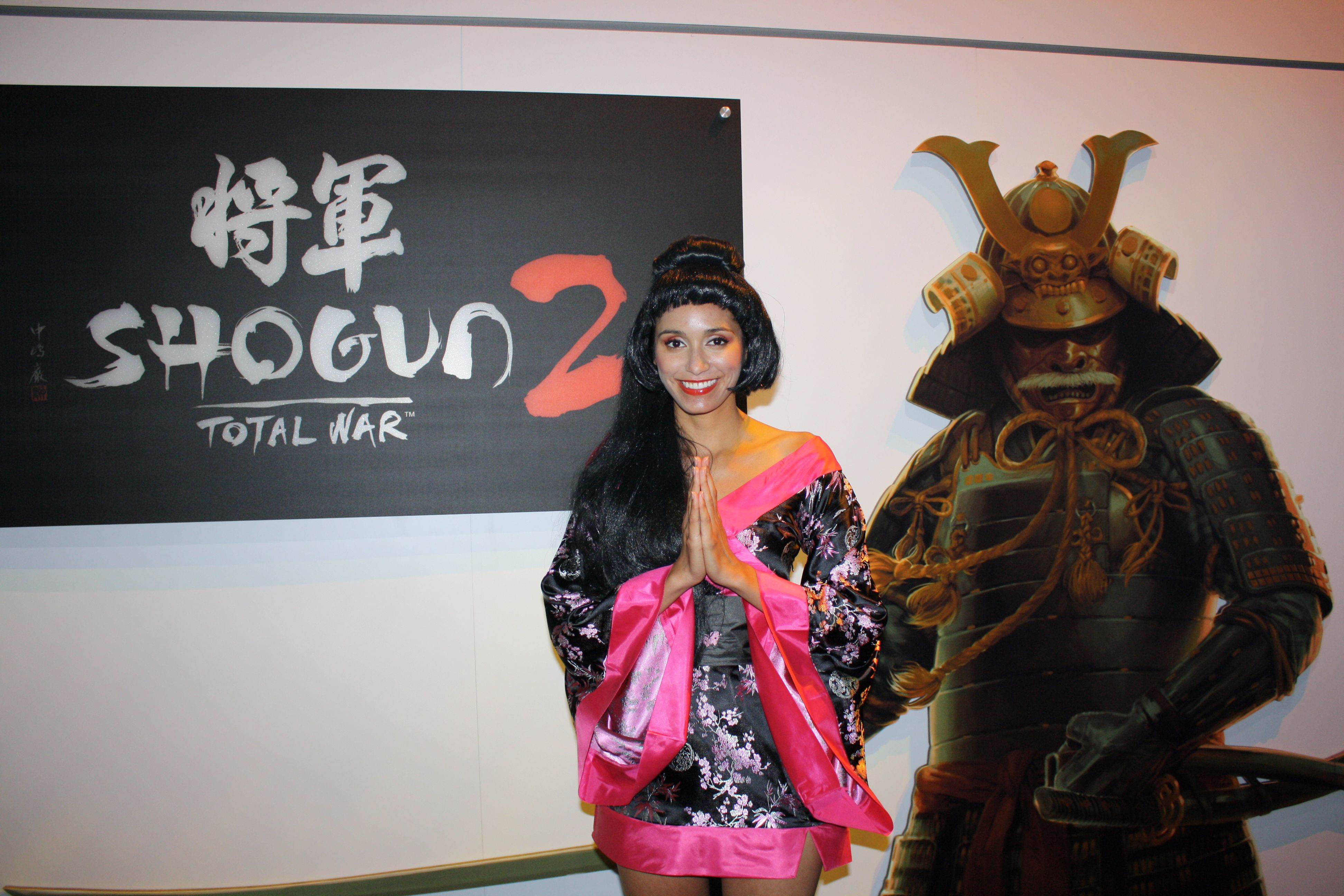 E3 2010 Images Booth Babes, TRON Controllers, and Nintendo, Sony, Xbox ...