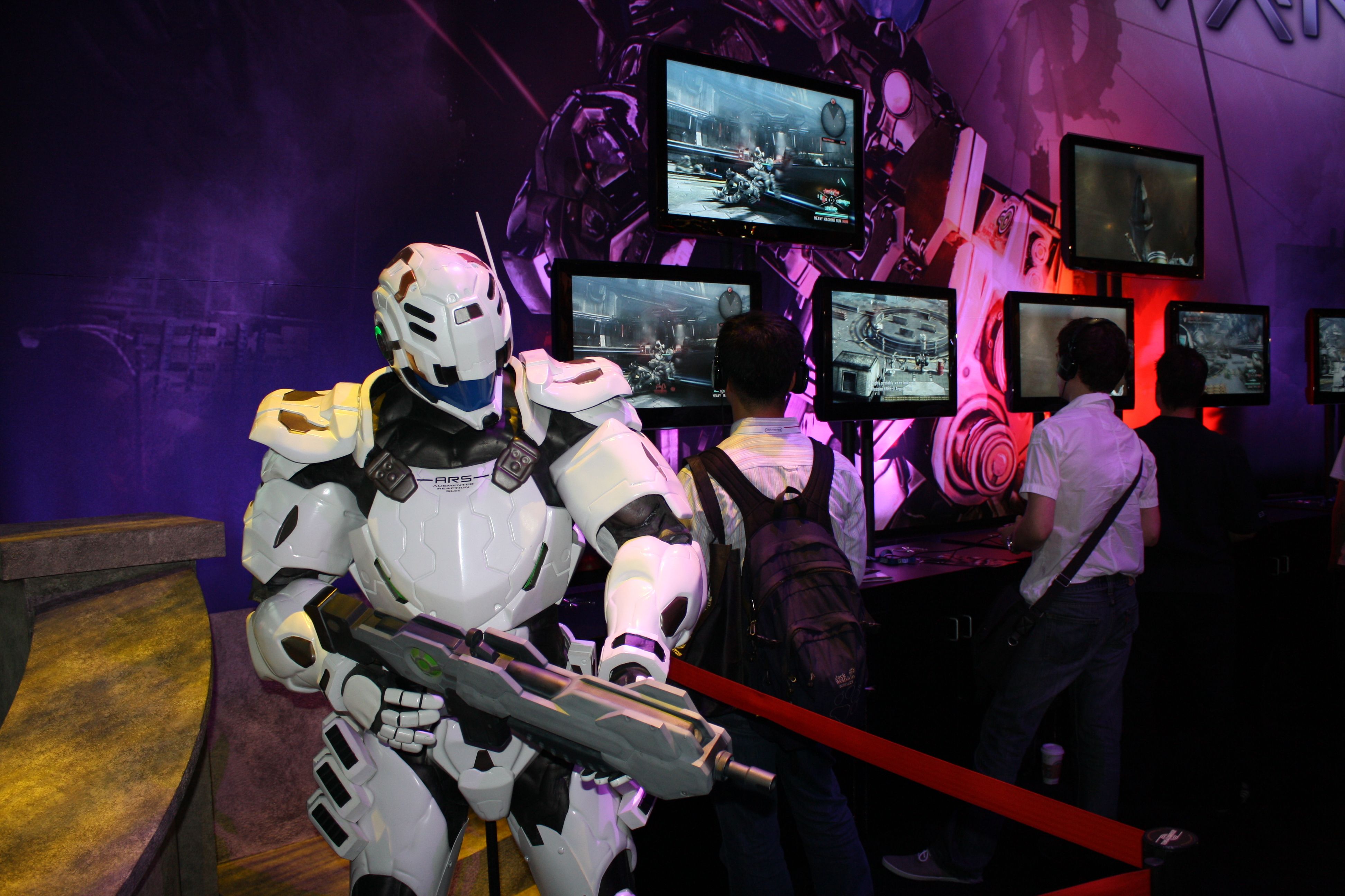 E3 2010 Images Booth Babes, TRON Controllers, and Nintendo, Sony, Xbox ...