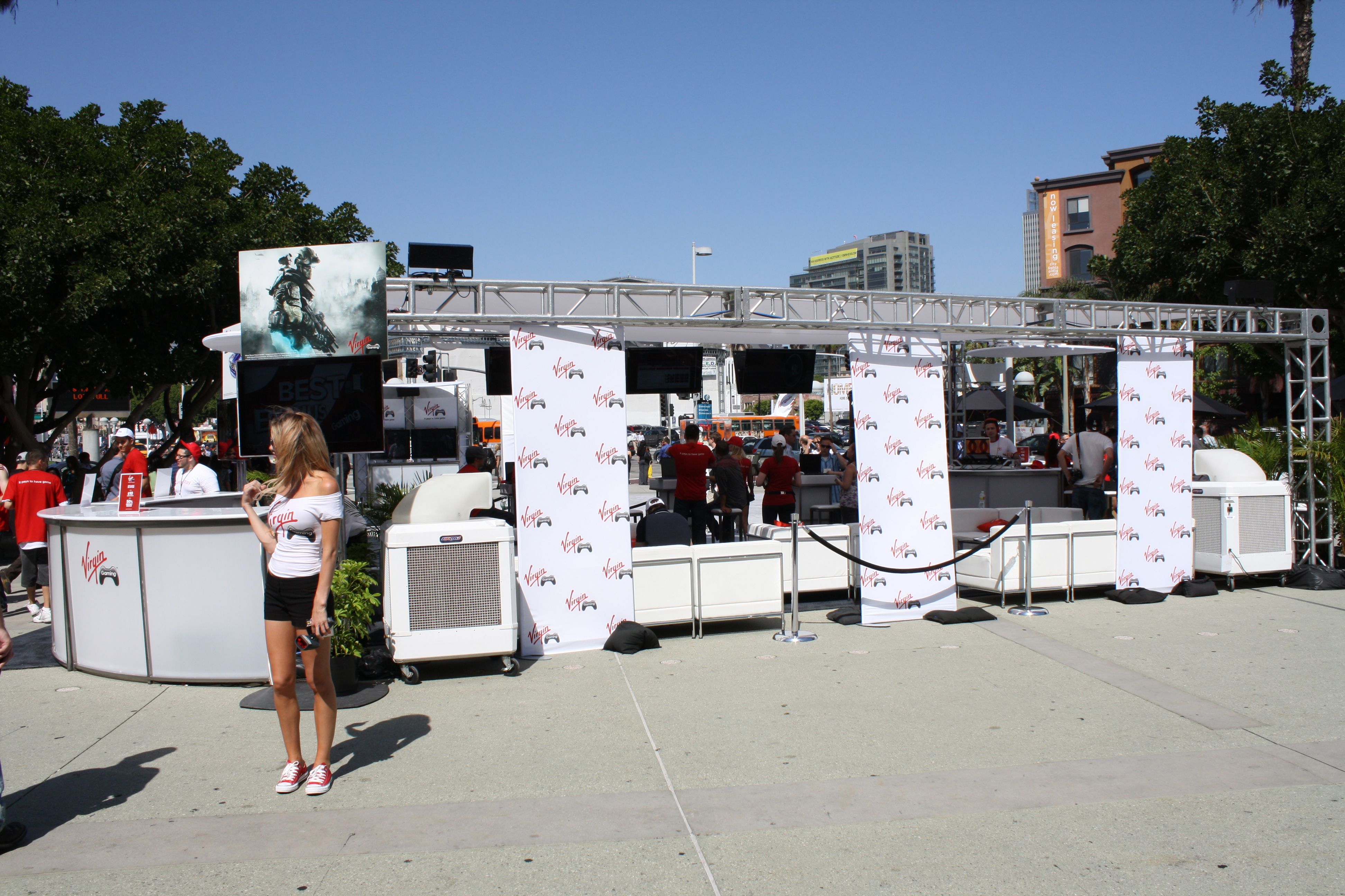 E3 2010 Images Booth Babes, TRON Controllers, and Nintendo, Sony, Xbox ...