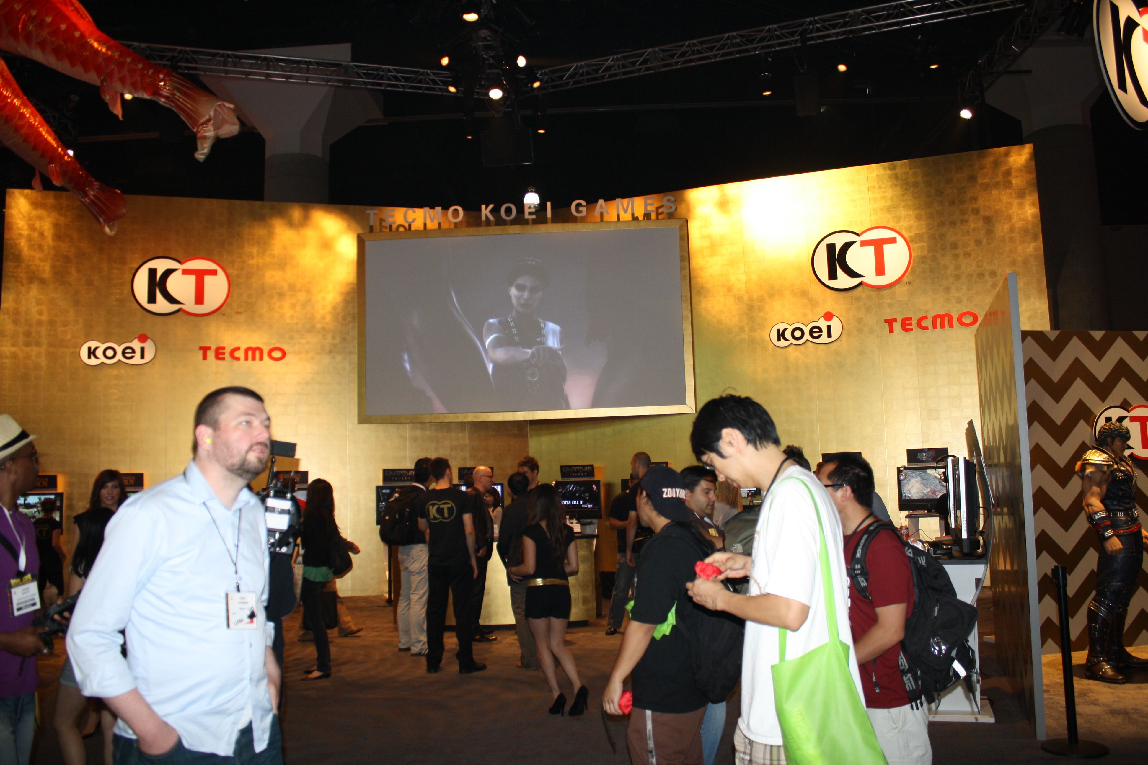 E3 2010 Images Booth Babes, TRON Controllers, and Nintendo, Sony, Xbox Booths