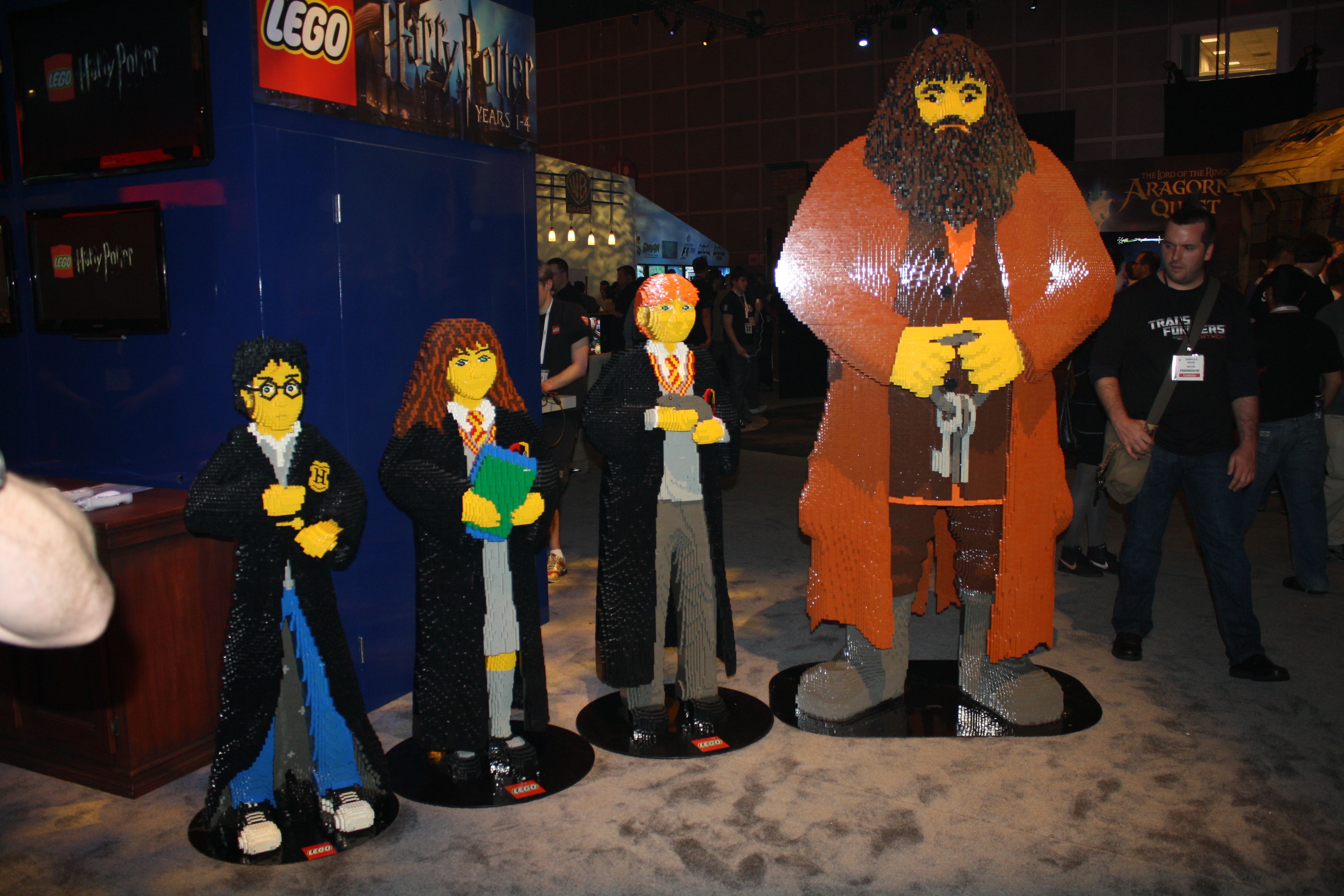 E3 2010 Images Booth Babes, TRON Controllers, and Nintendo, Sony, Xbox ...