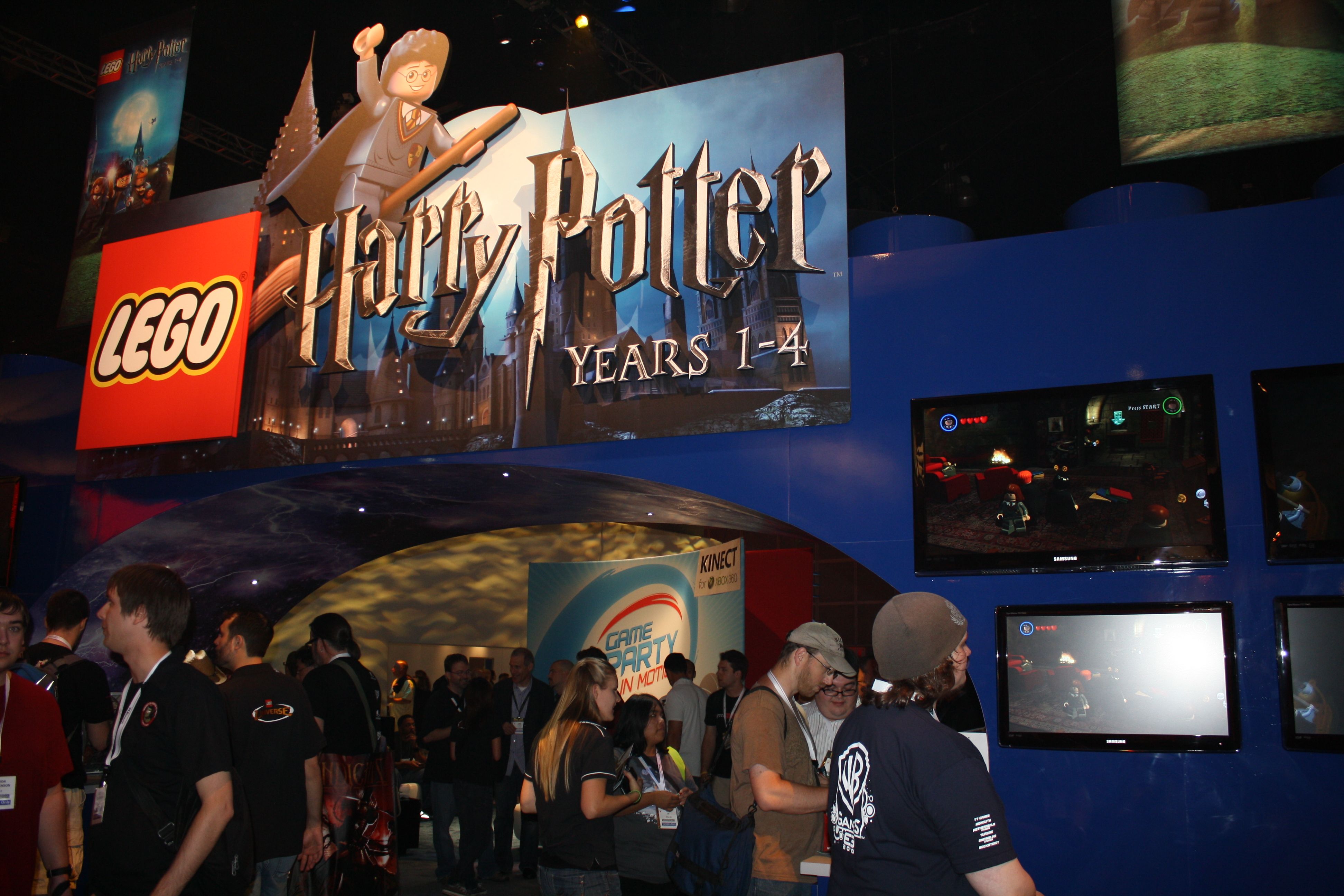 E3 2010 Images Booth Babes, TRON Controllers, and Nintendo, Sony, Xbox ...