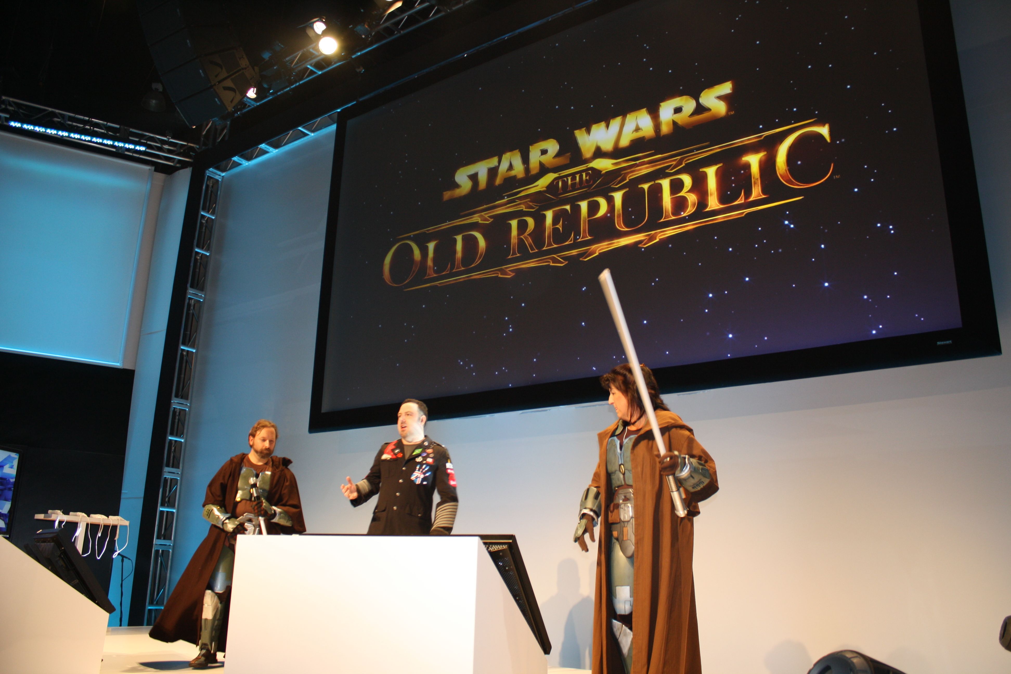 E3 2010 Images Booth Babes, TRON Controllers, and Nintendo, Sony, Xbox ...