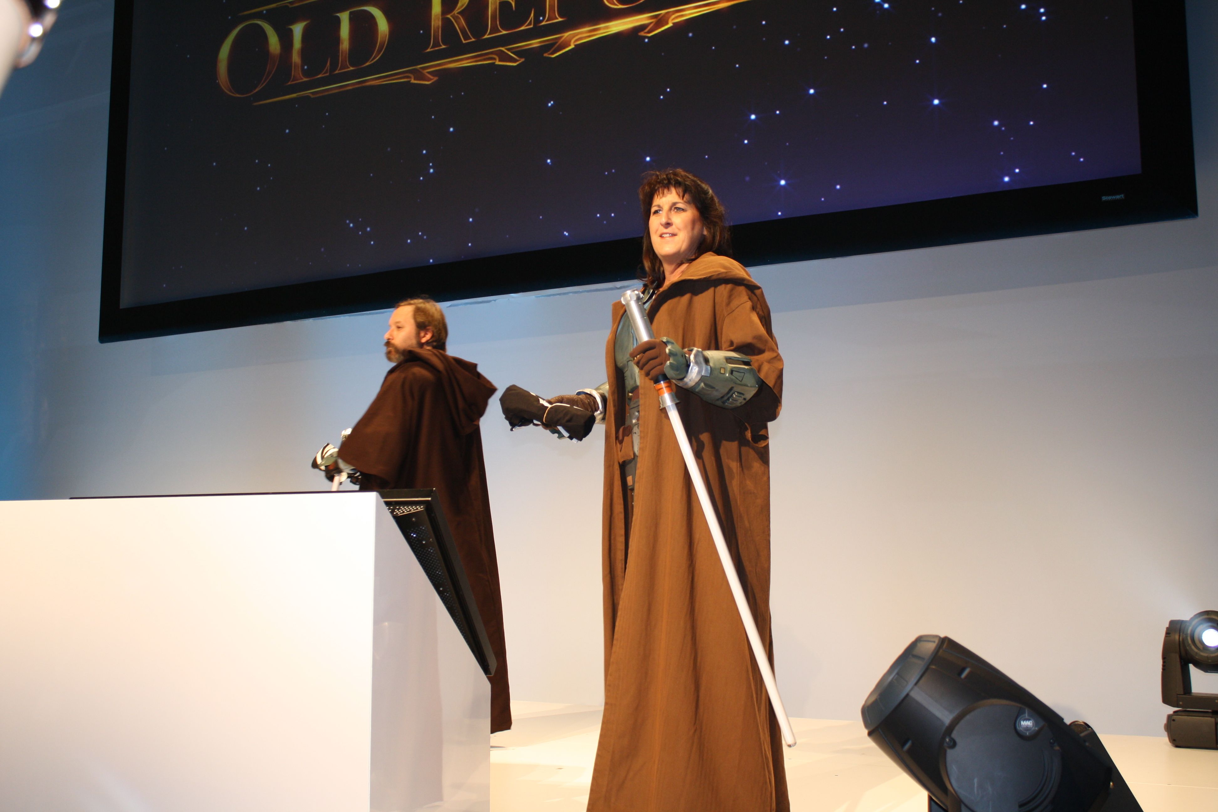 E3 2010 Images Booth Babes, TRON Controllers, and Nintendo, Sony, Xbox ...