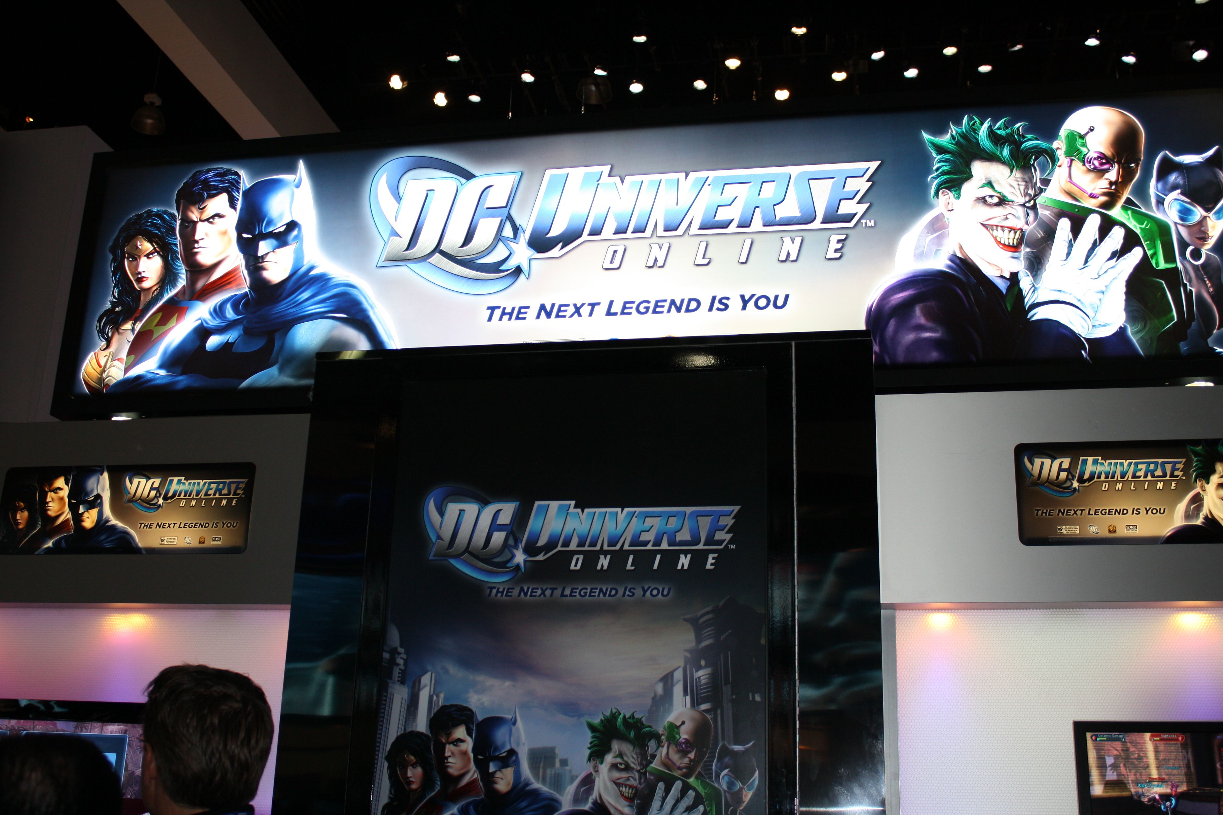 E3 2010 Images Booth Babes, TRON Controllers, and Nintendo, Sony, Xbox ...