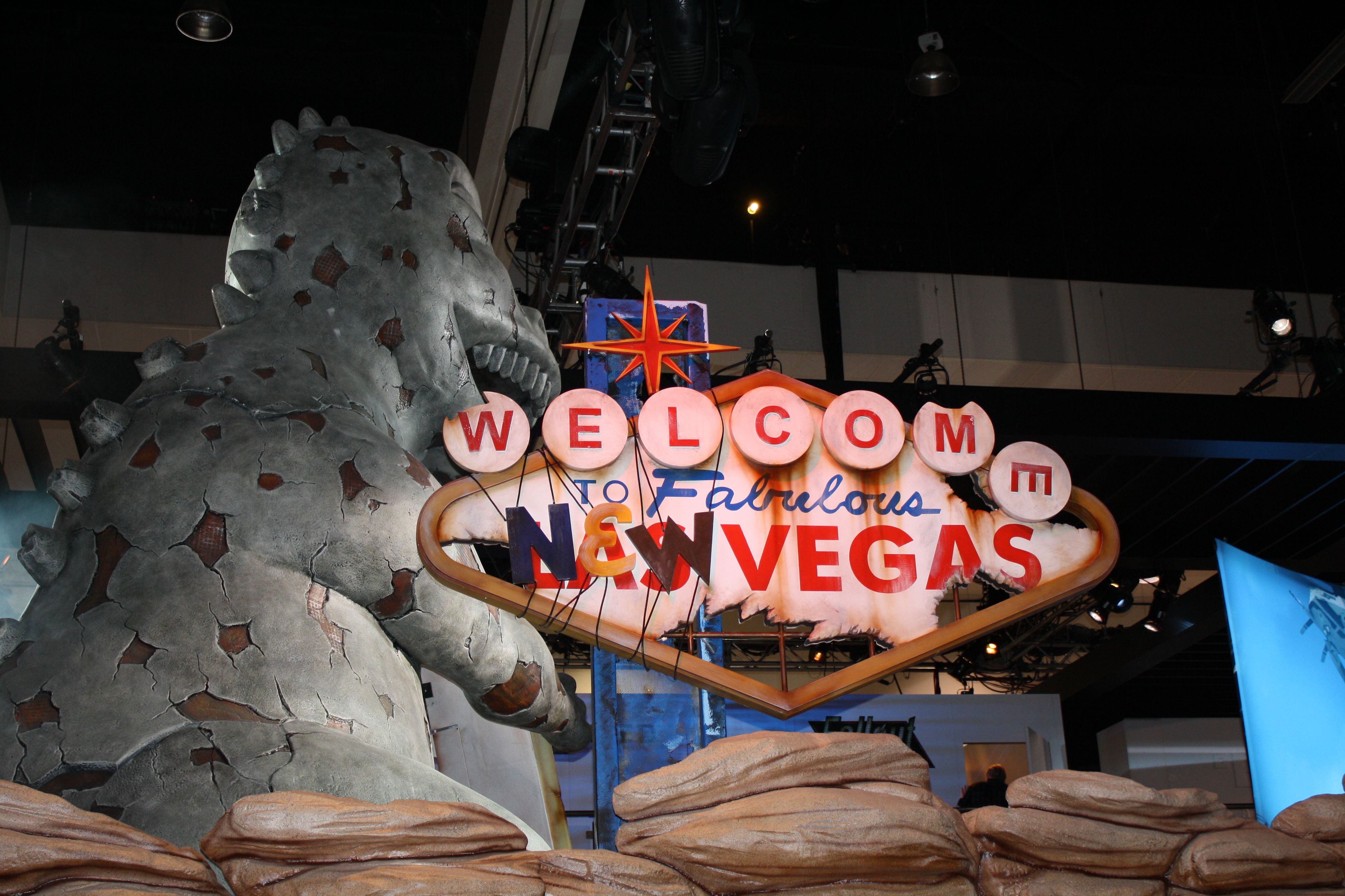 E3 2010 Images Booth Babes, TRON Controllers, and Nintendo, Sony, Xbox ...