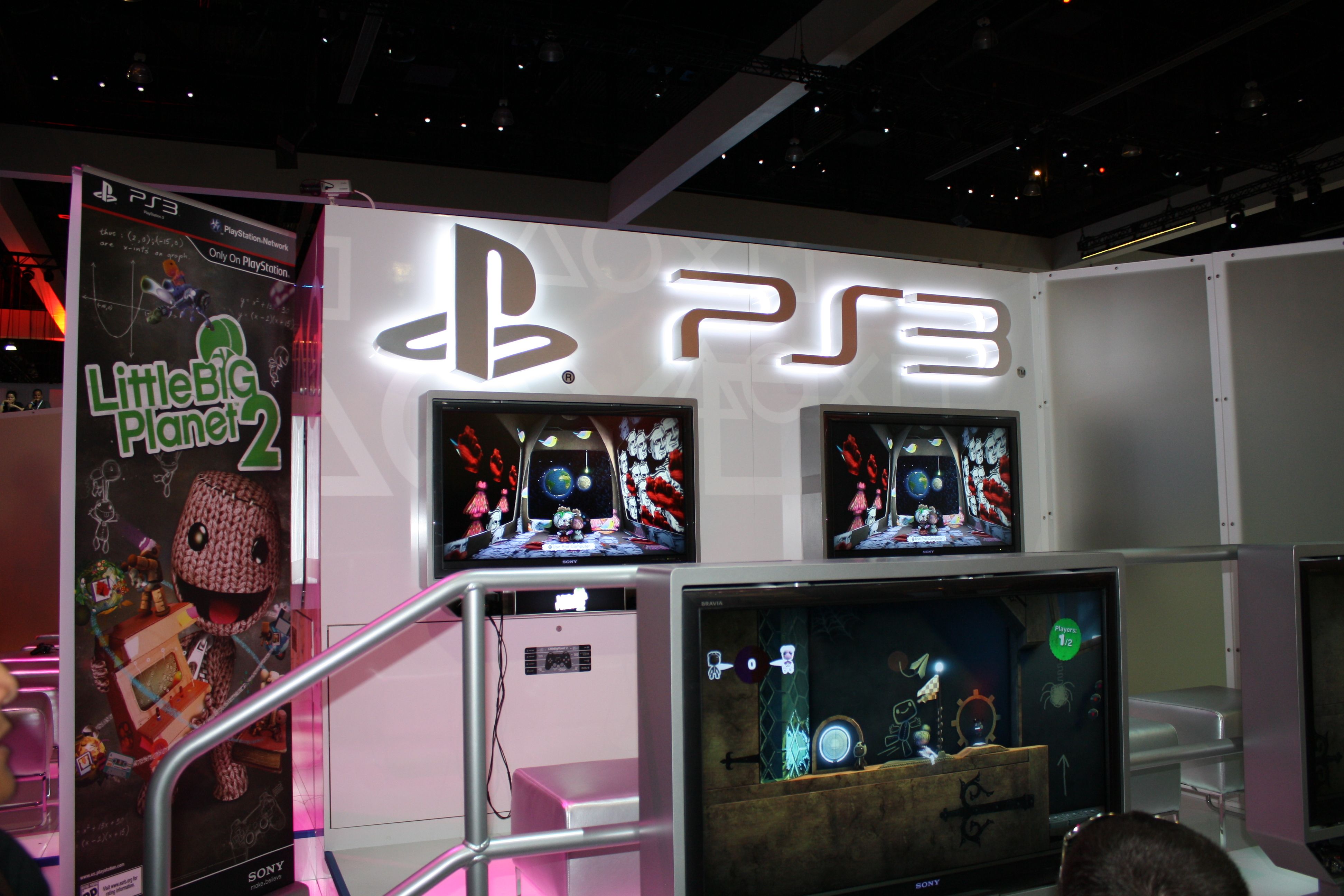 E3 2010 Images Booth Babes, TRON Controllers, and Nintendo, Sony, Xbox Booths