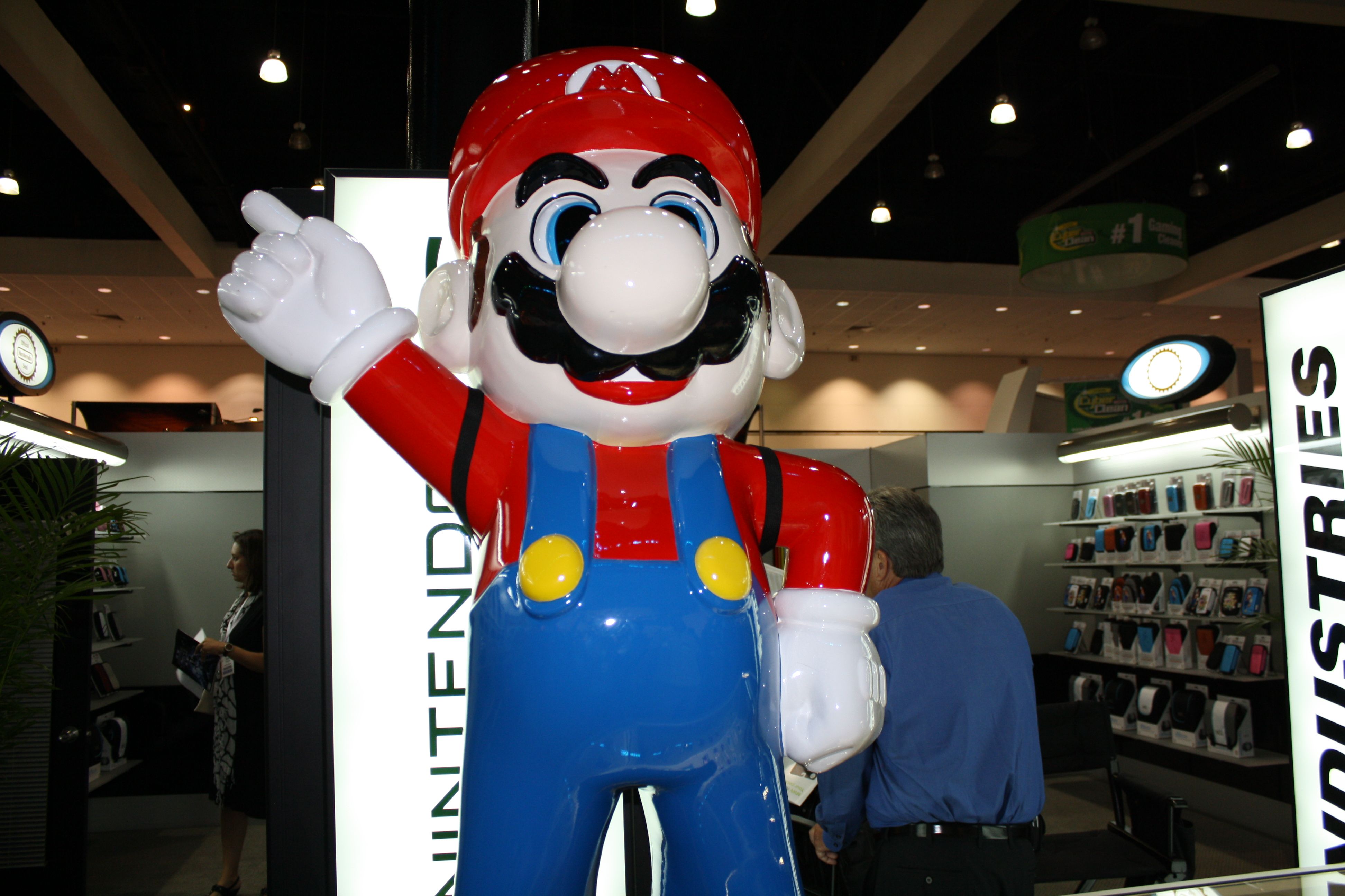 E3 2010 Images Booth Babes, TRON Controllers, and Nintendo, Sony, Xbox ...