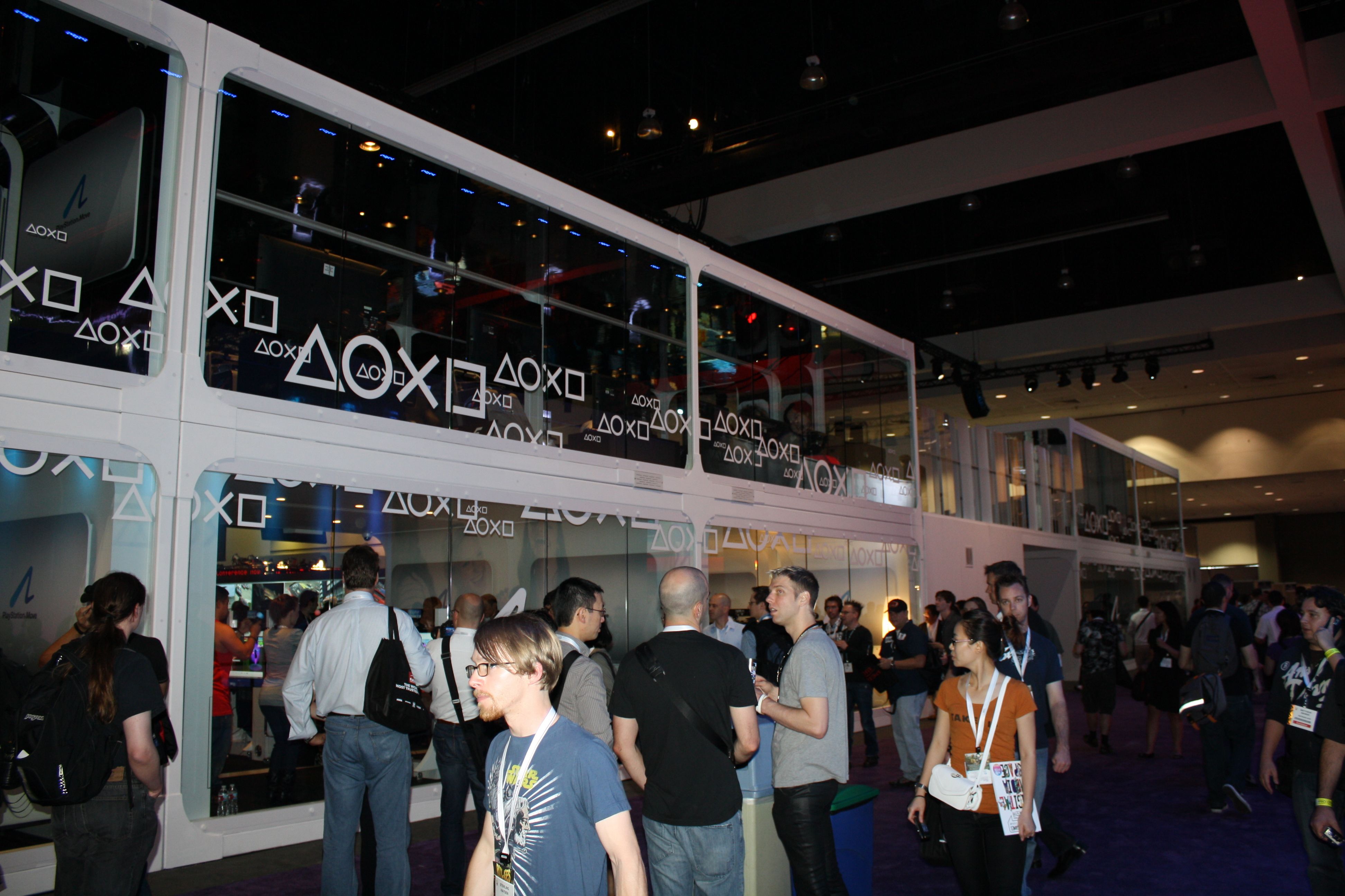 E3 2010 Images Booth Babes, TRON Controllers, and Nintendo, Sony, Xbox ...