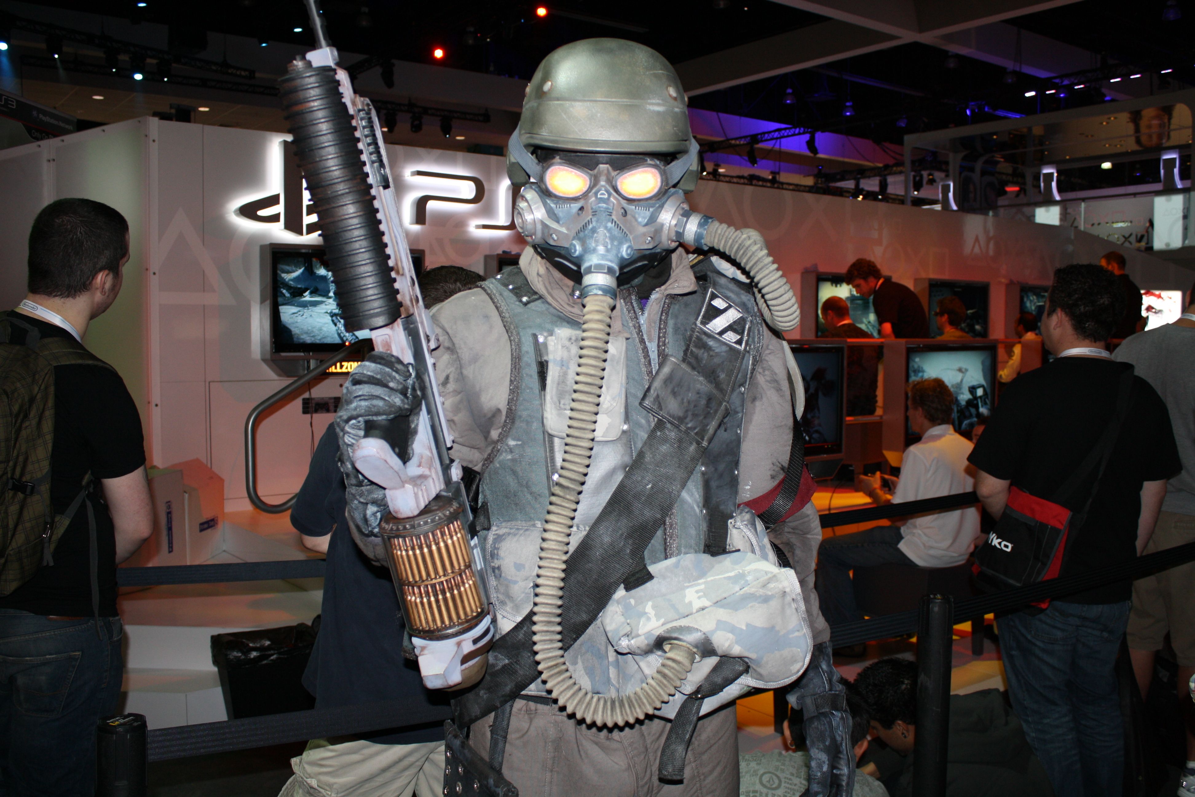 E3 2010 Images Booth Babes, TRON Controllers, and Nintendo, Sony, Xbox ...