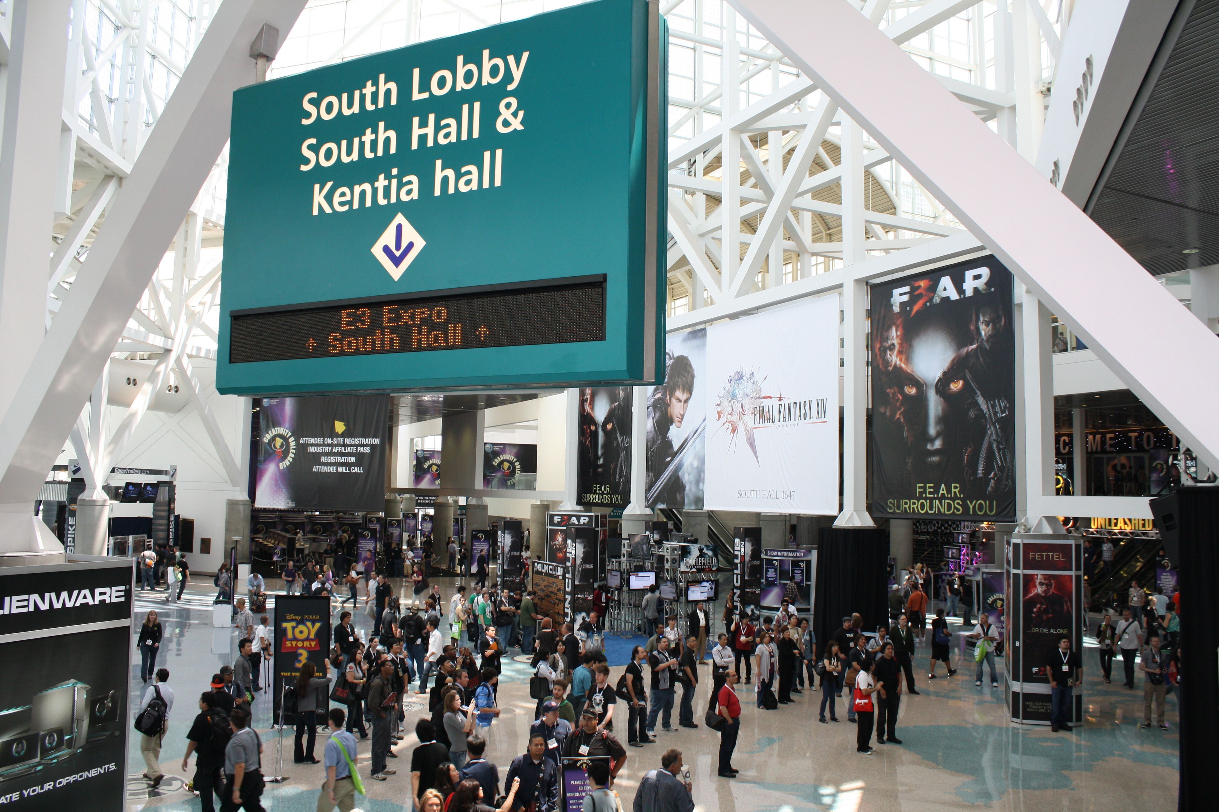 E3 2010 Images Booth Babes, TRON Controllers, and Nintendo, Sony, Xbox Booths