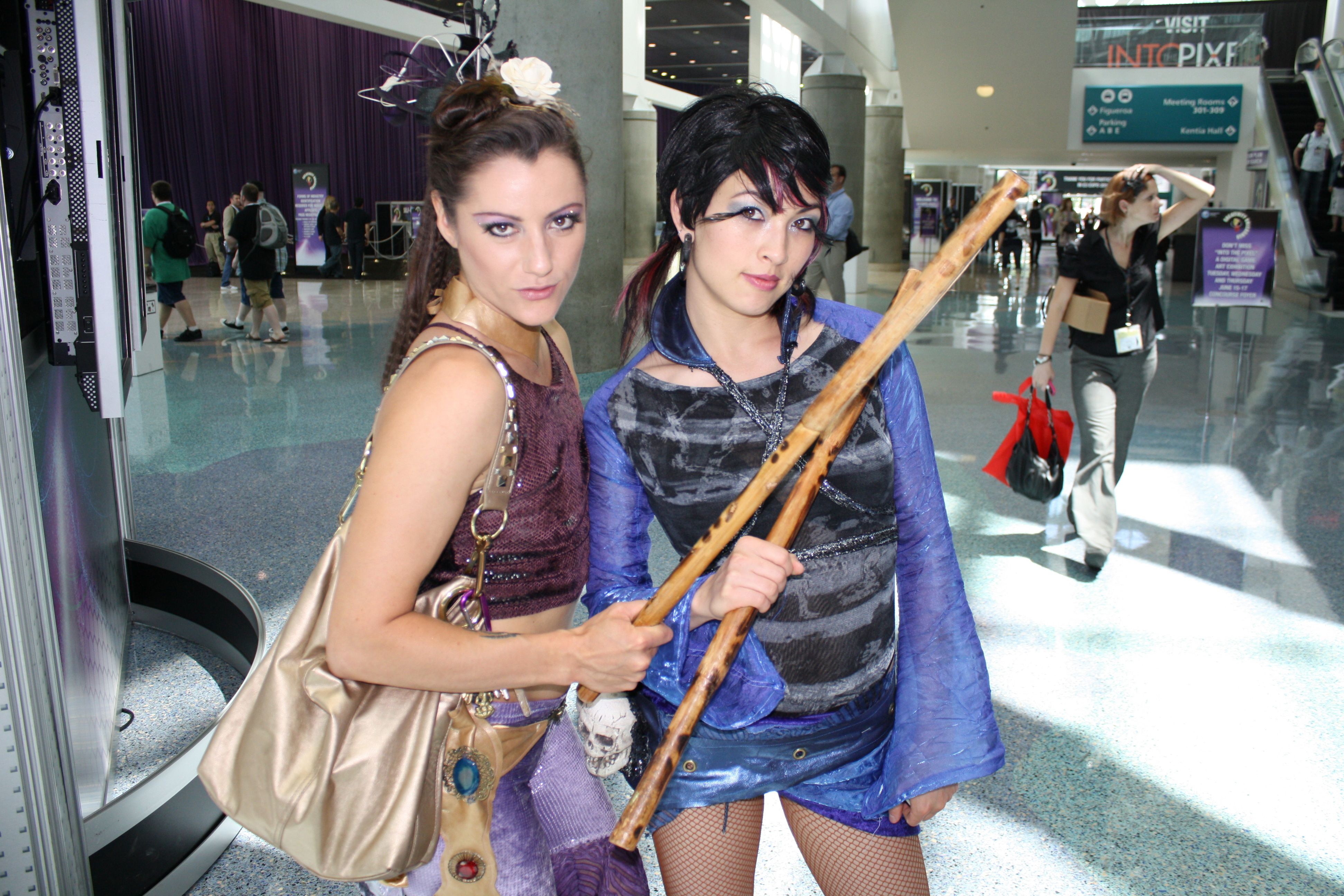 E3 2010 Images Booth Babes, TRON Controllers, and Nintendo, Sony, Xbox ...