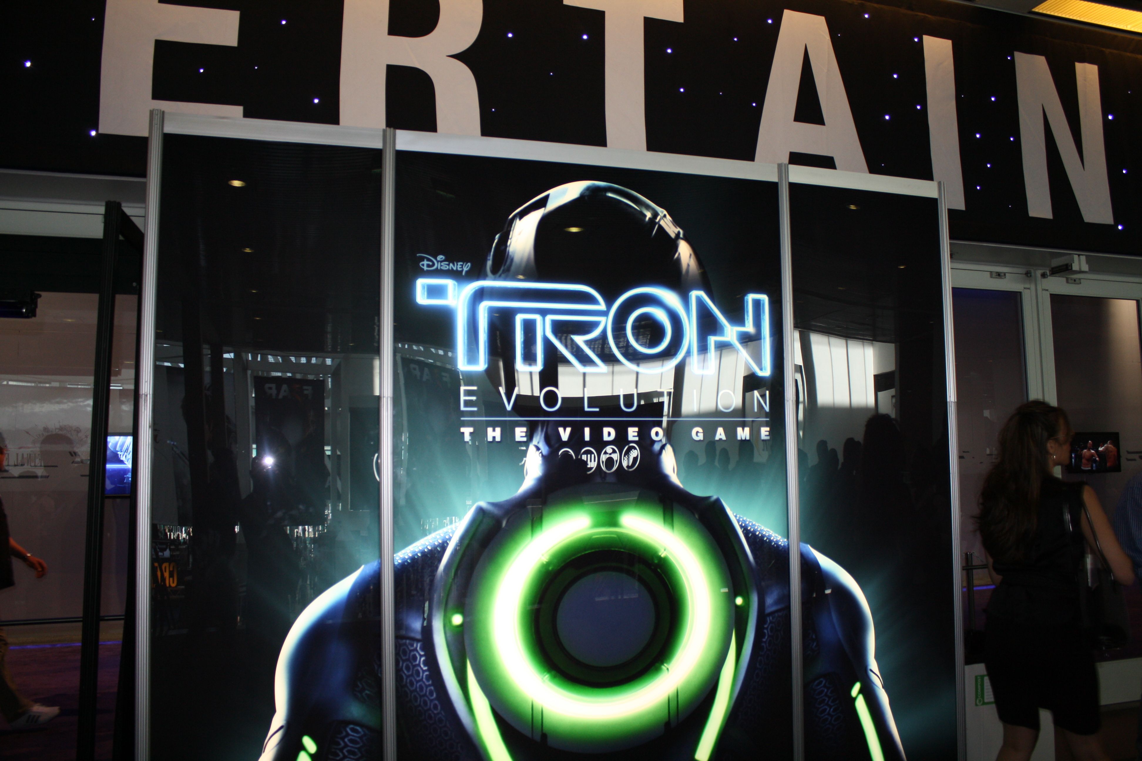 E3 2010 Images Booth Babes, TRON Controllers, and Nintendo, Sony, Xbox Booths