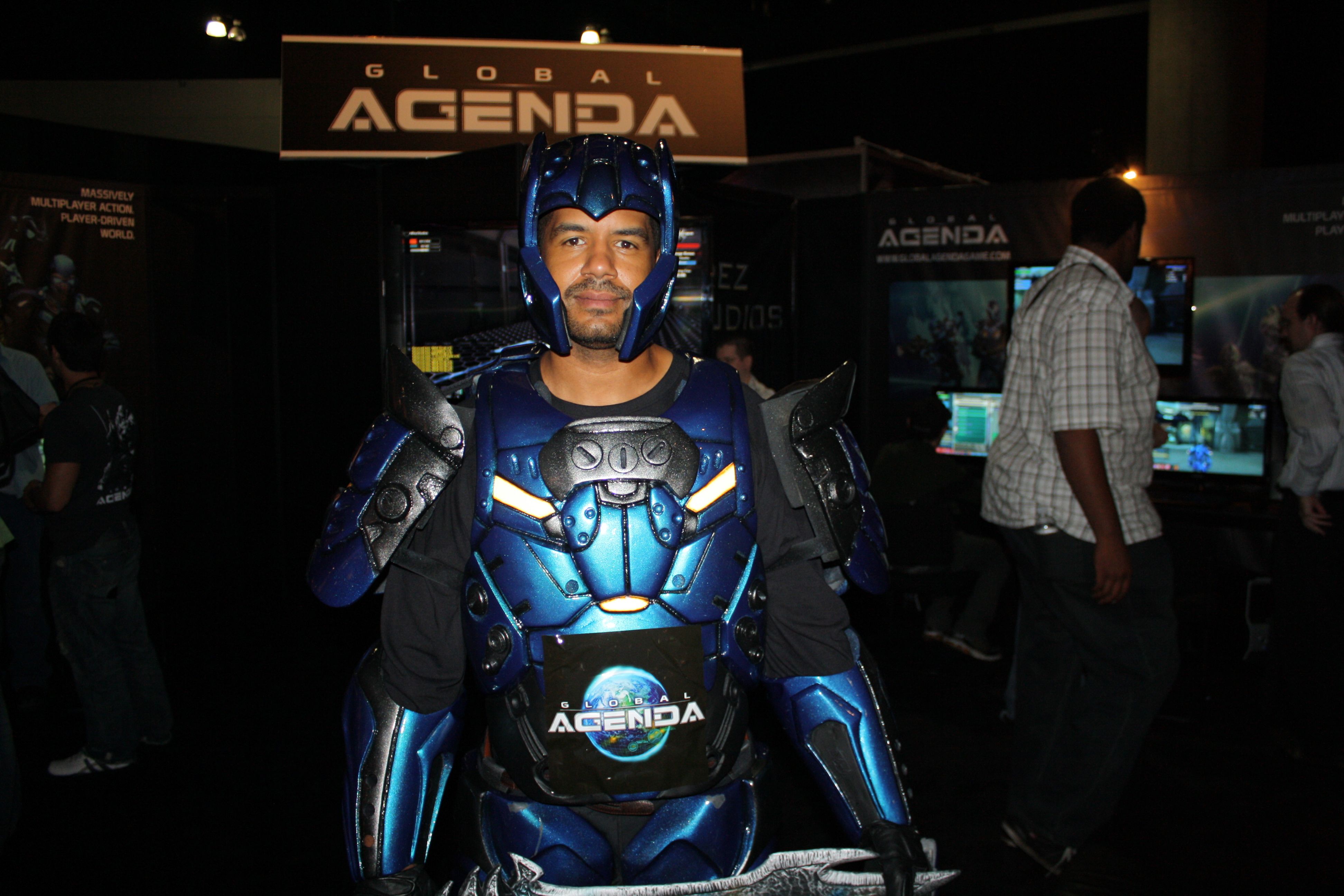 E3 2010 Images Booth Babes, TRON Controllers, and Nintendo, Sony, Xbox ...