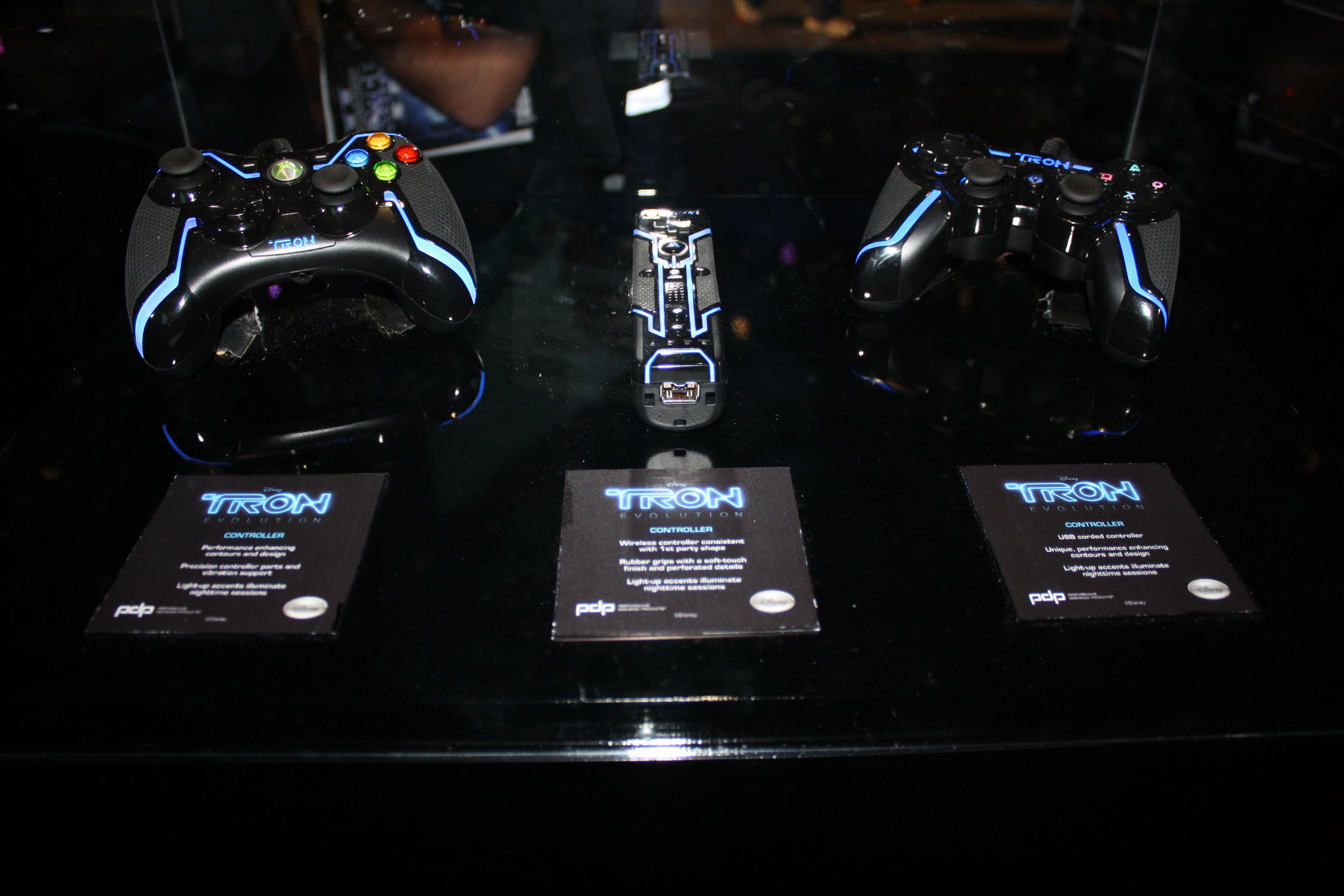 E3 2010 Images Booth Babes, TRON Controllers, and Nintendo, Sony, Xbox ...