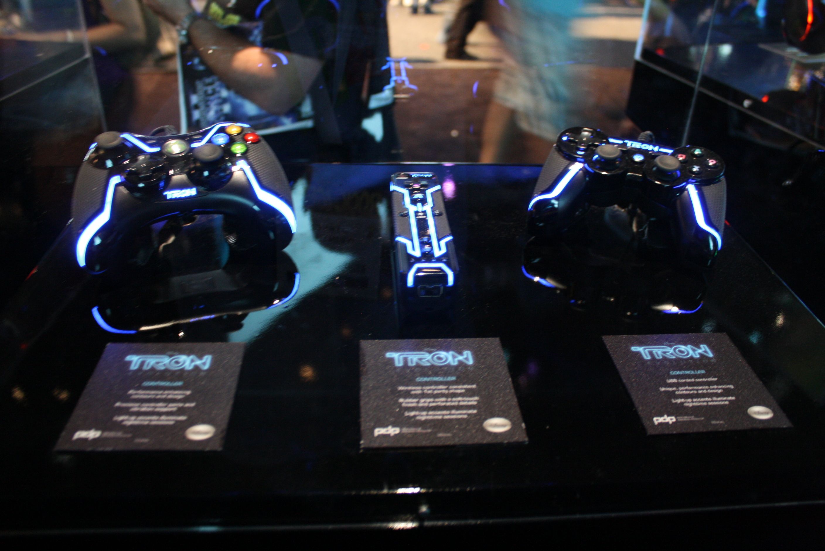 E3 2010 Images Booth Babes, TRON Controllers, and Nintendo, Sony, Xbox ...
