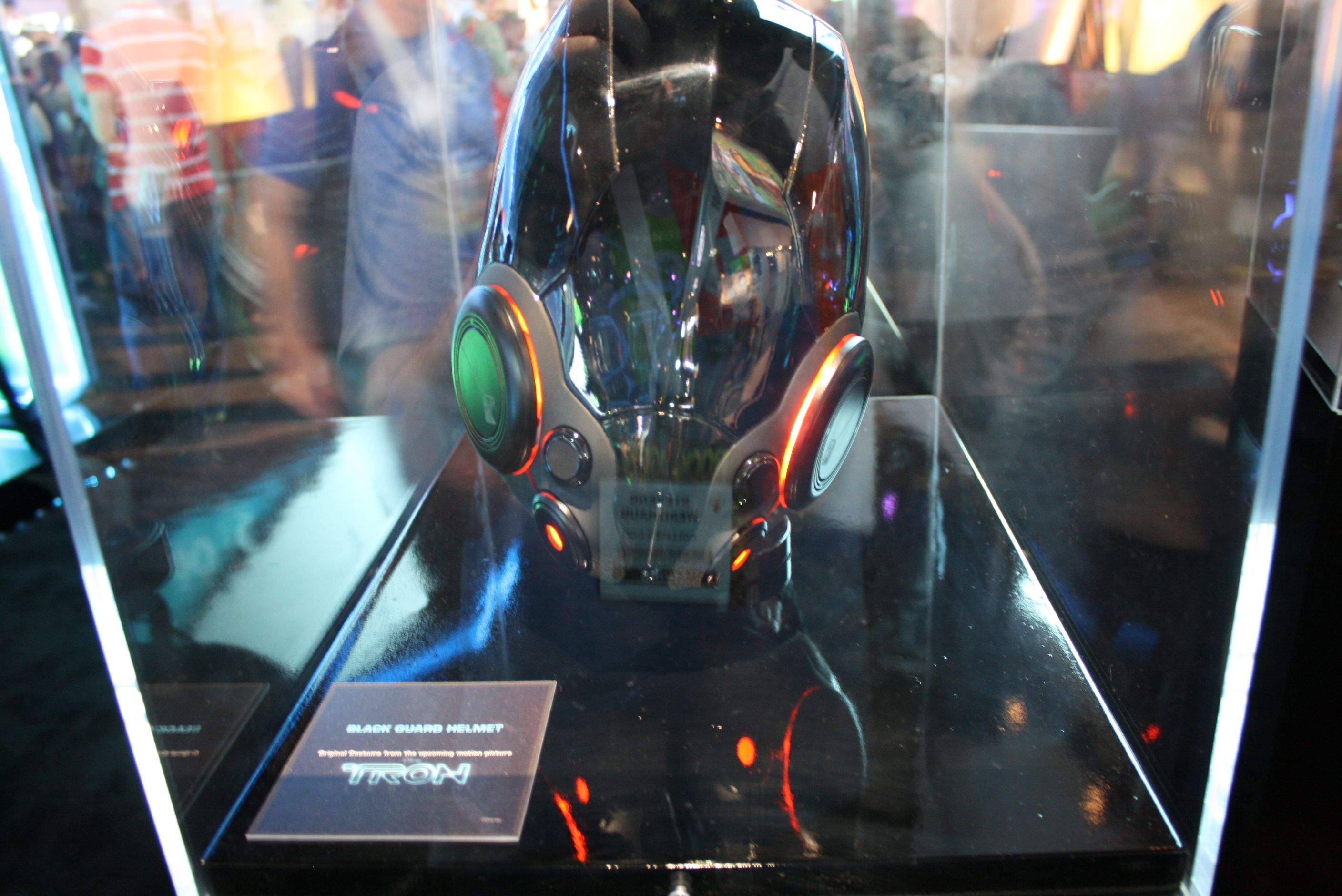 E3 2010 Images Booth Babes, TRON Controllers, and Nintendo, Sony, Xbox ...