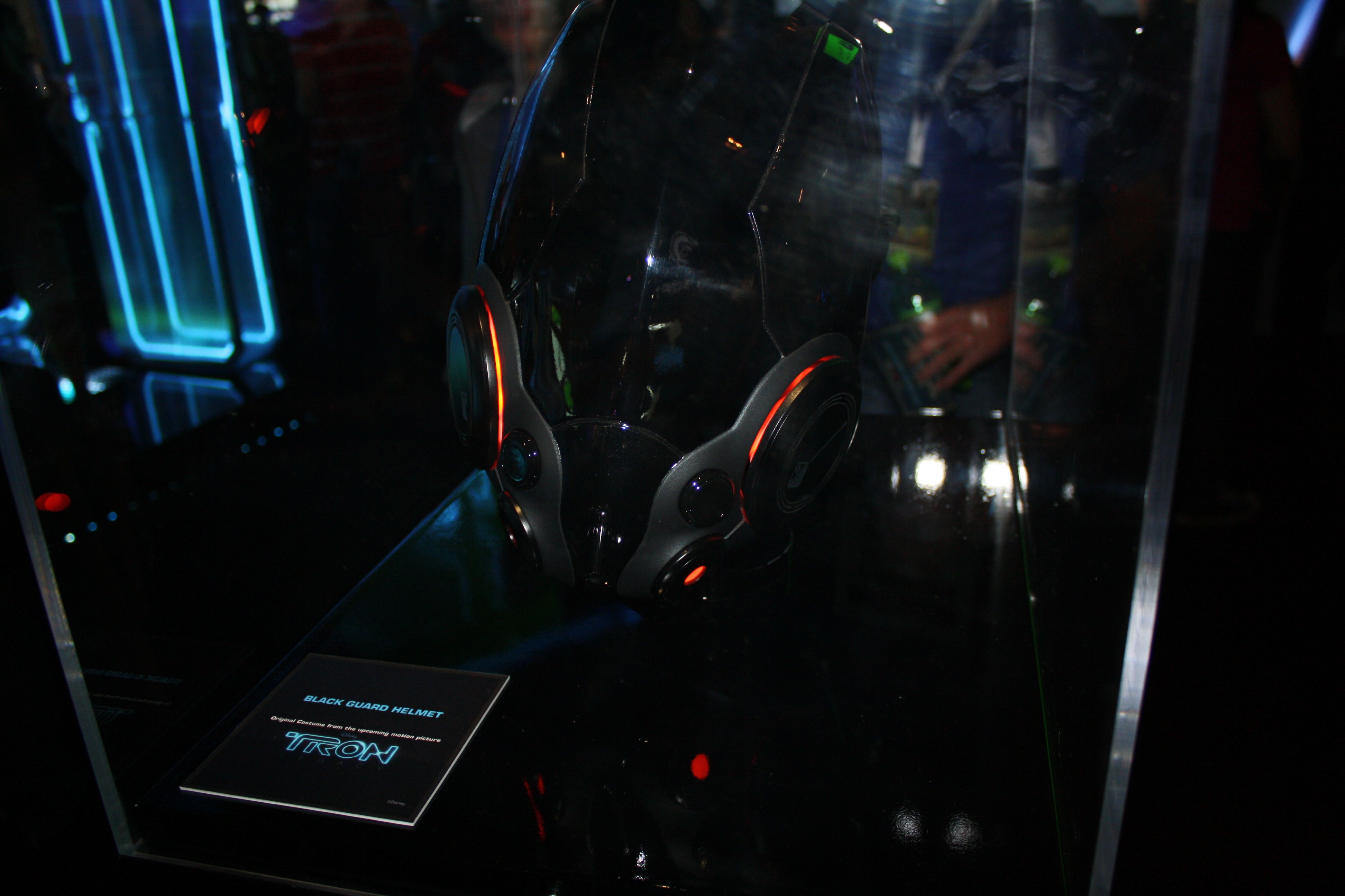 E3 2010 Images Booth Babes, TRON Controllers, and Nintendo, Sony, Xbox ...