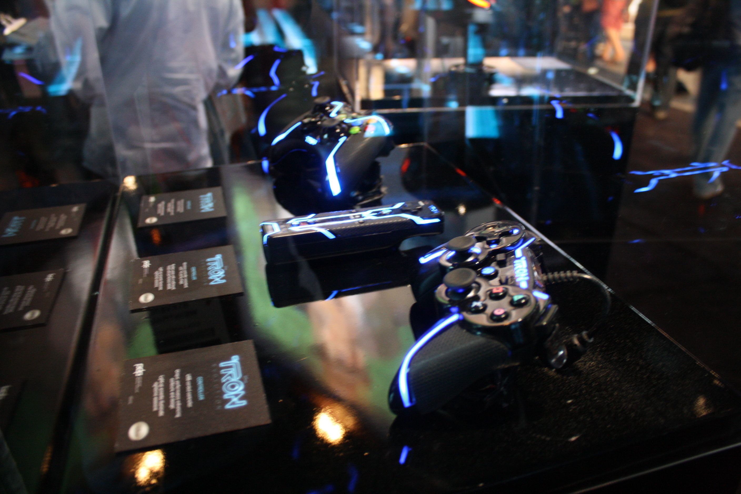 E3 2010 Images Booth Babes, TRON Controllers, and Nintendo, Sony, Xbox ...