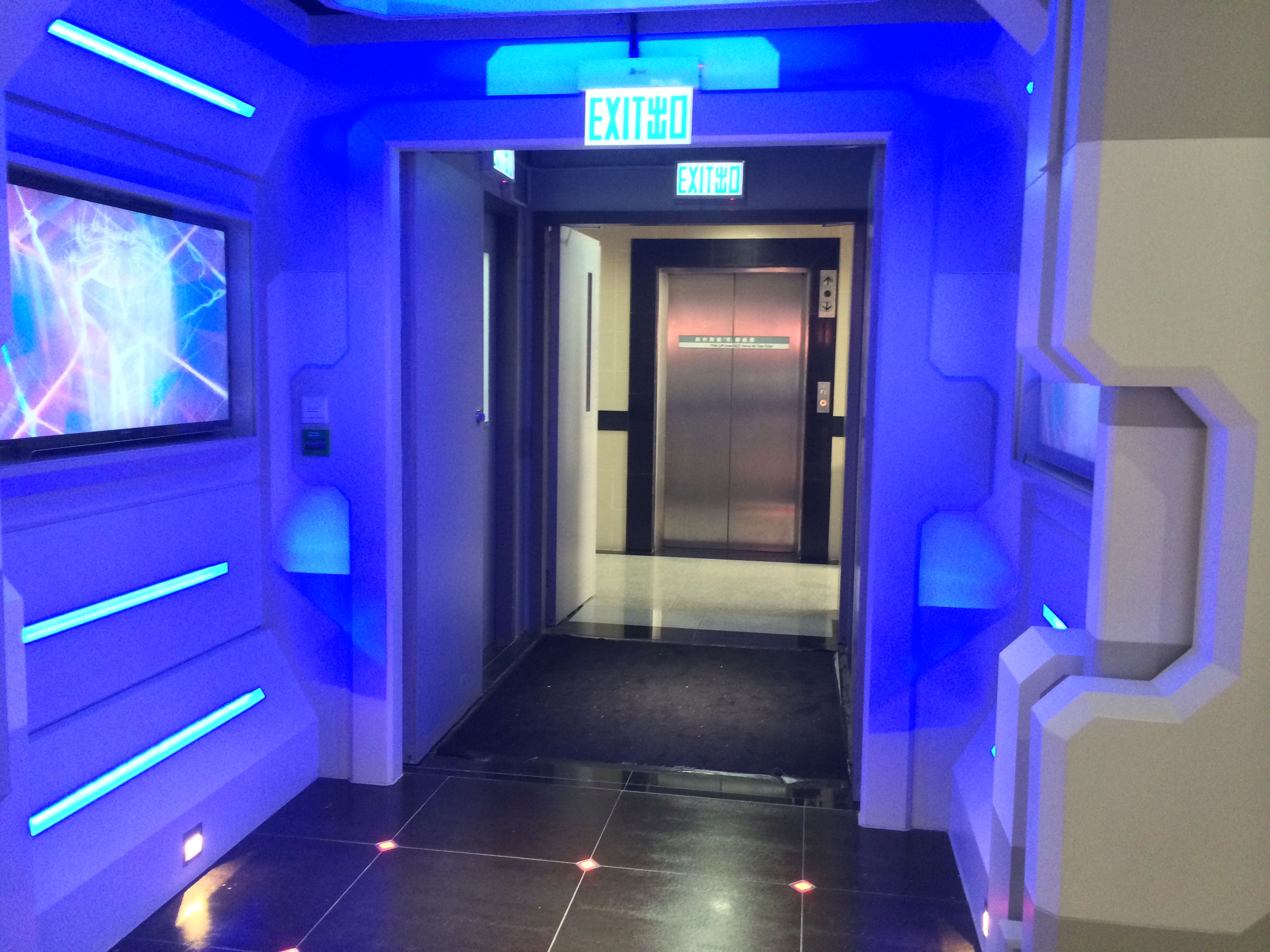 HOT TOYS "Secret Base" Retail Store Images