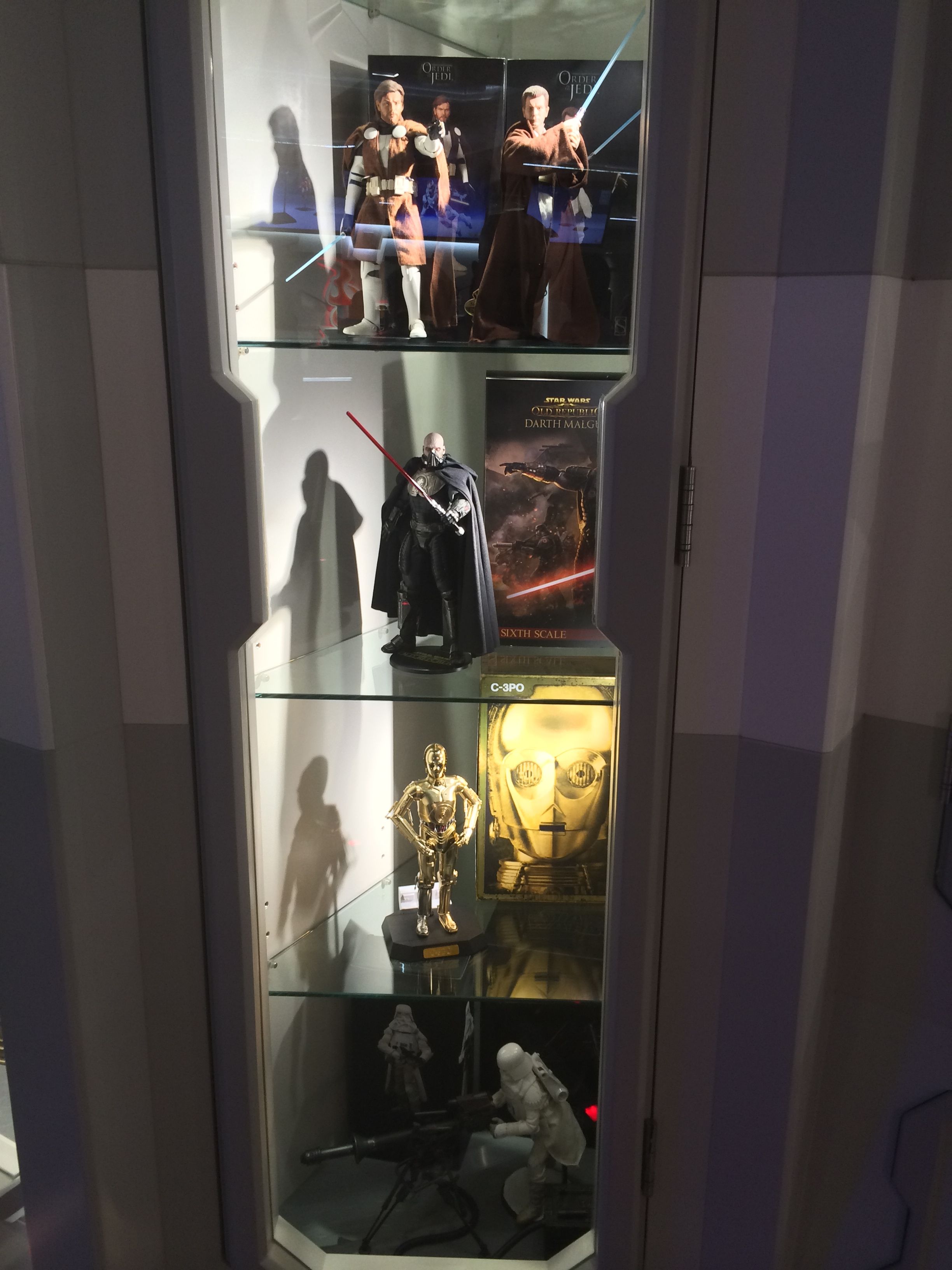 HOT TOYS "Secret Base" Retail Store Images
