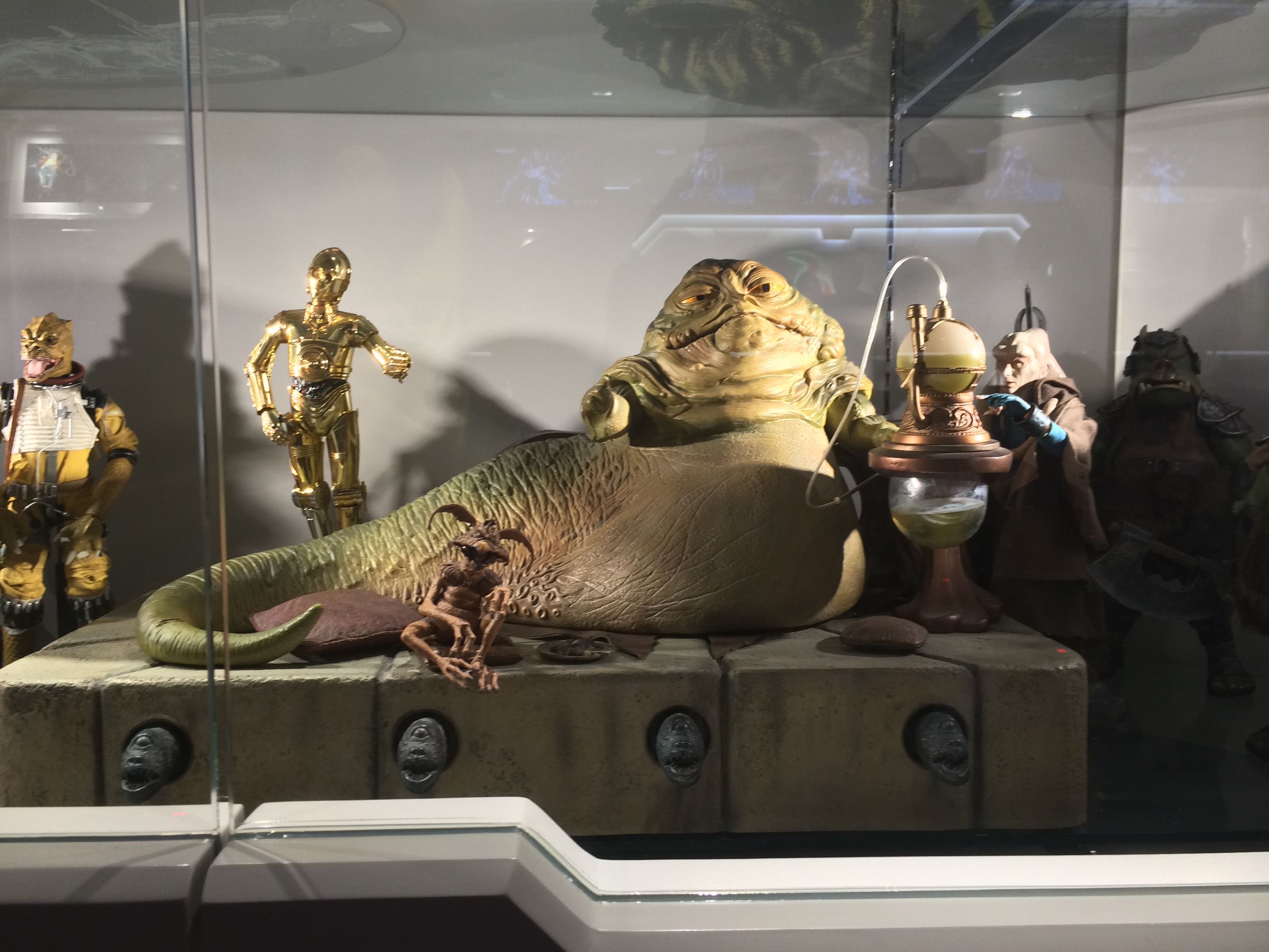 HOT TOYS "Secret Base" Retail Store Images