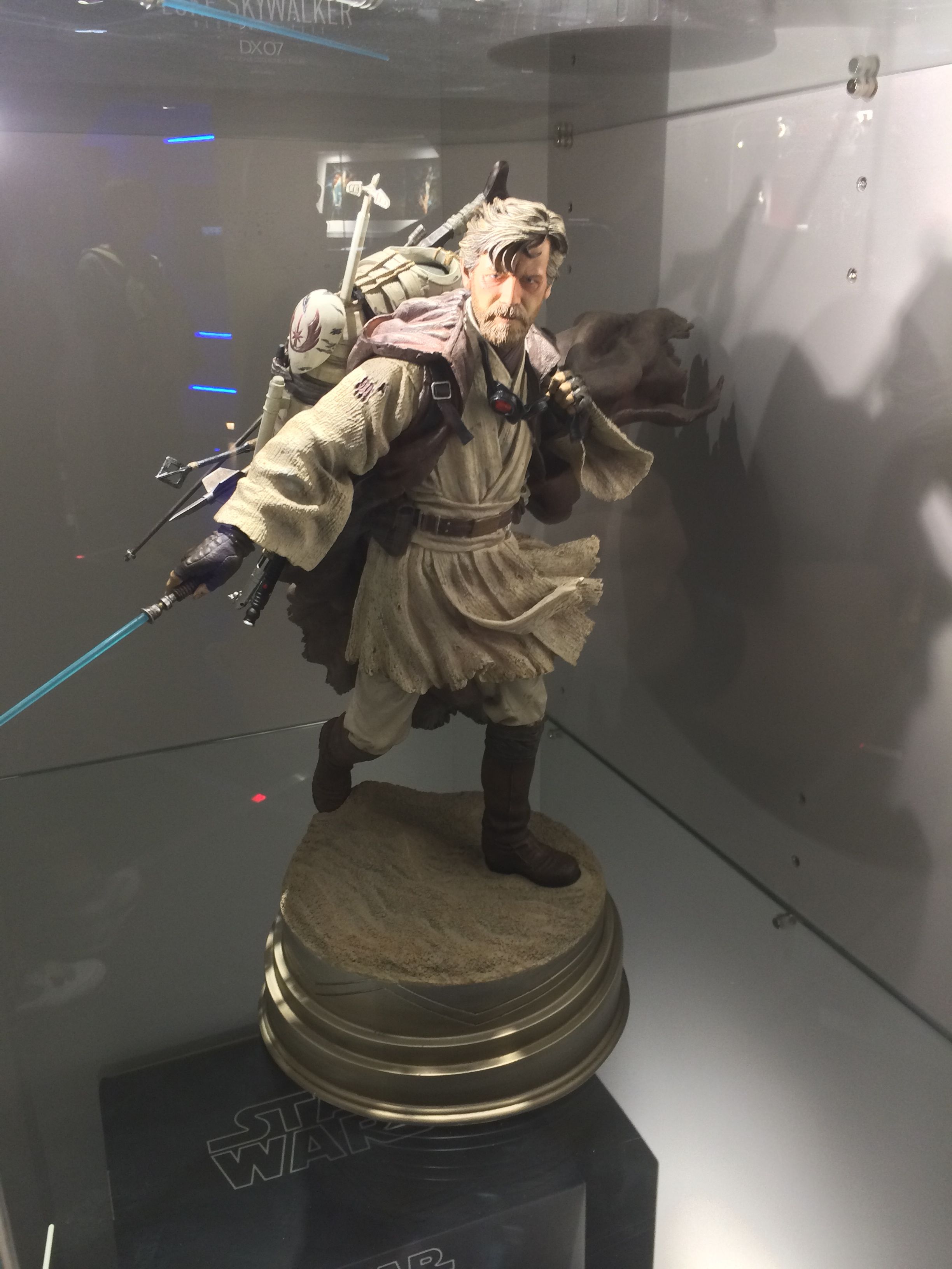 HOT TOYS "Secret Base" Retail Store Images