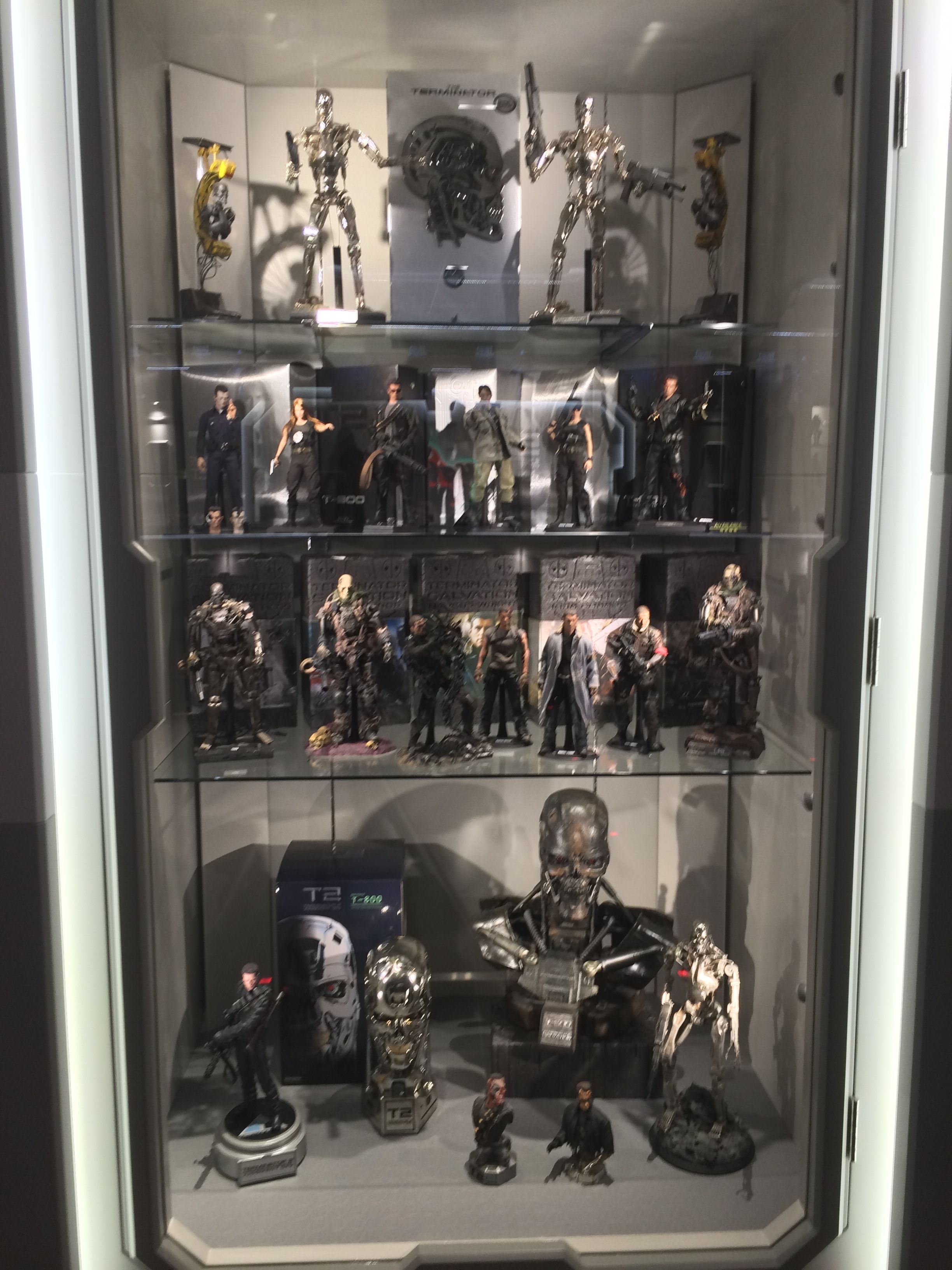 HOT TOYS "Secret Base" Retail Store Images