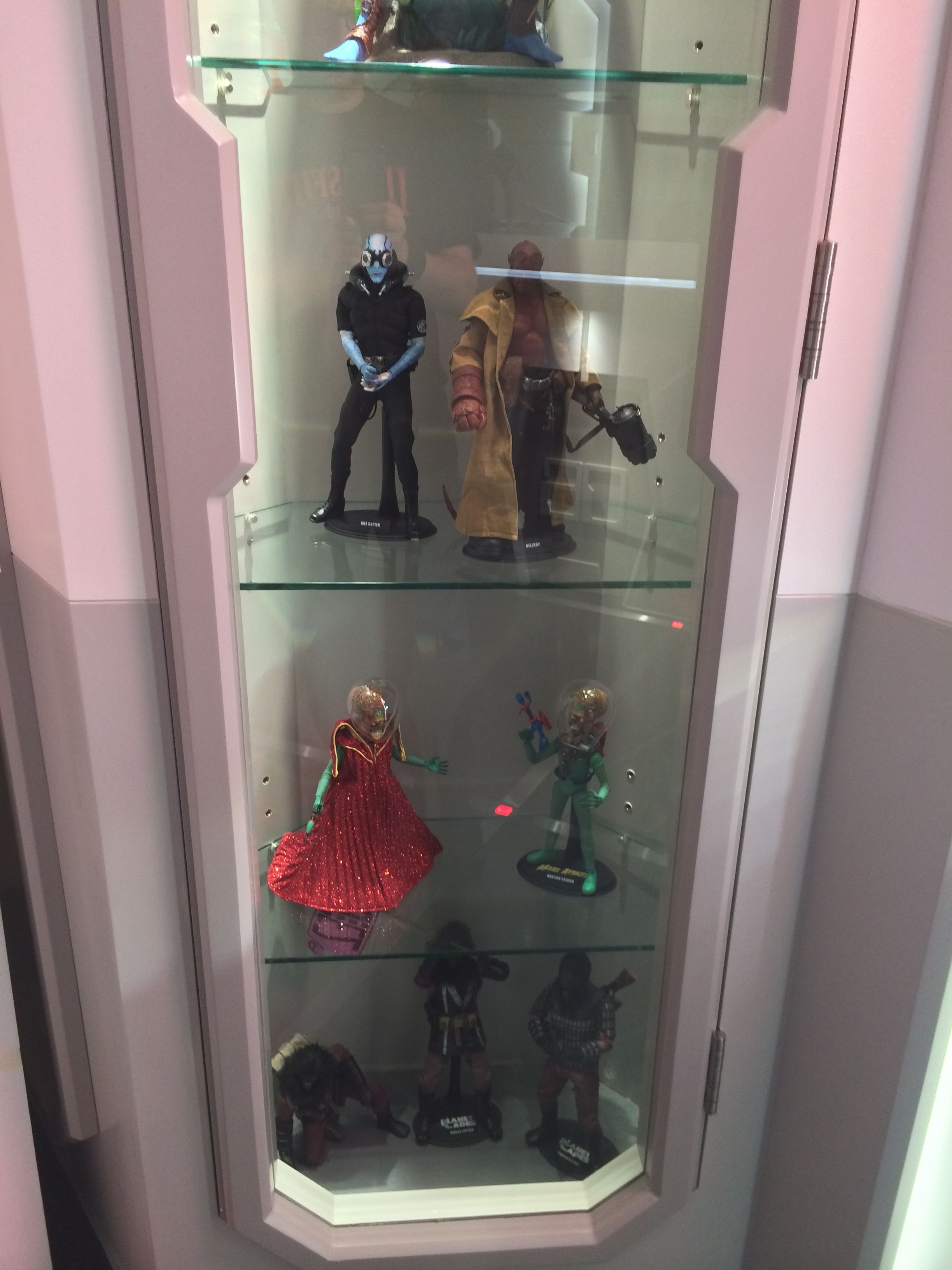HOT TOYS "Secret Base" Retail Store Images