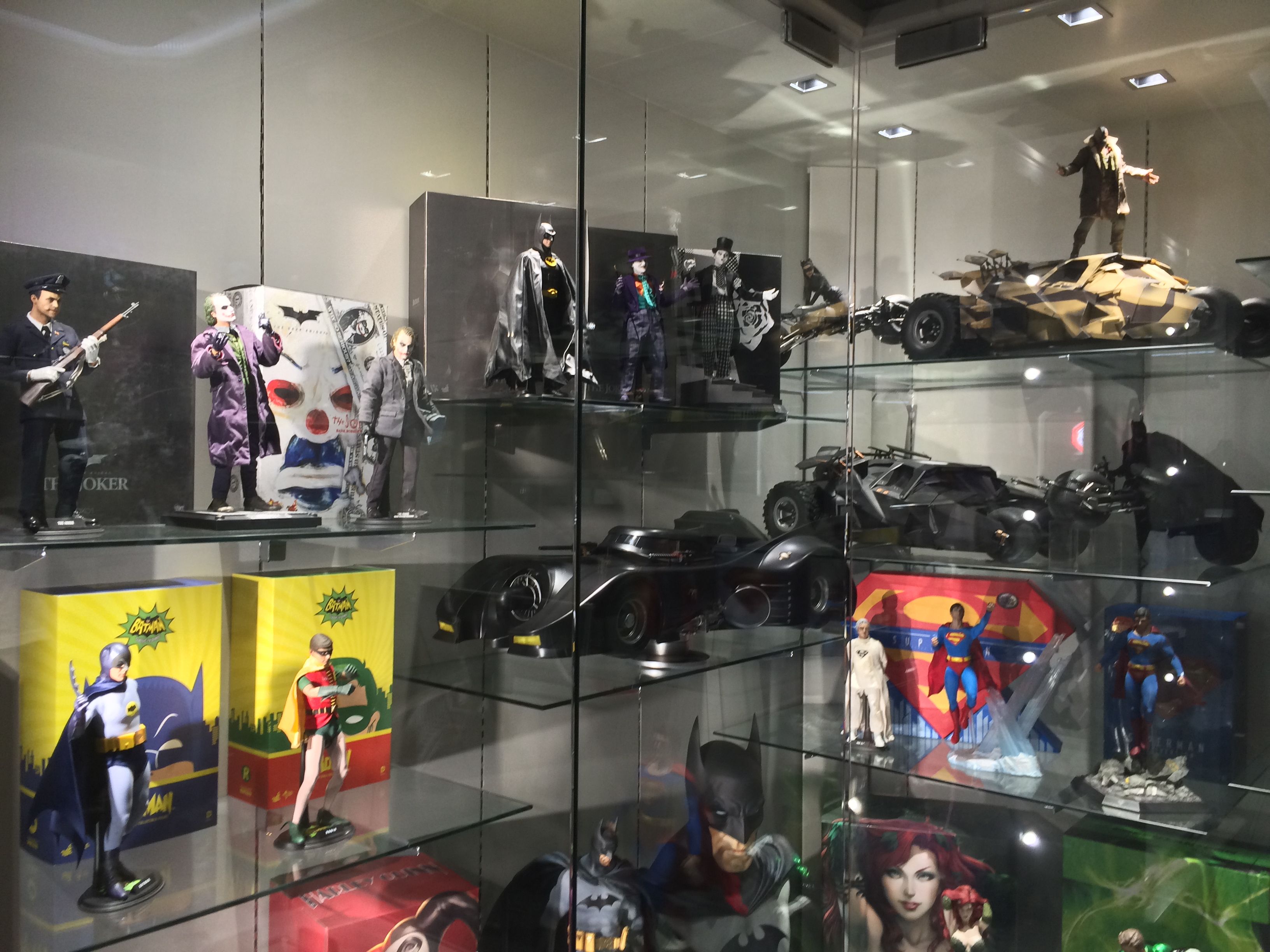 HOT TOYS "Secret Base" Retail Store Images