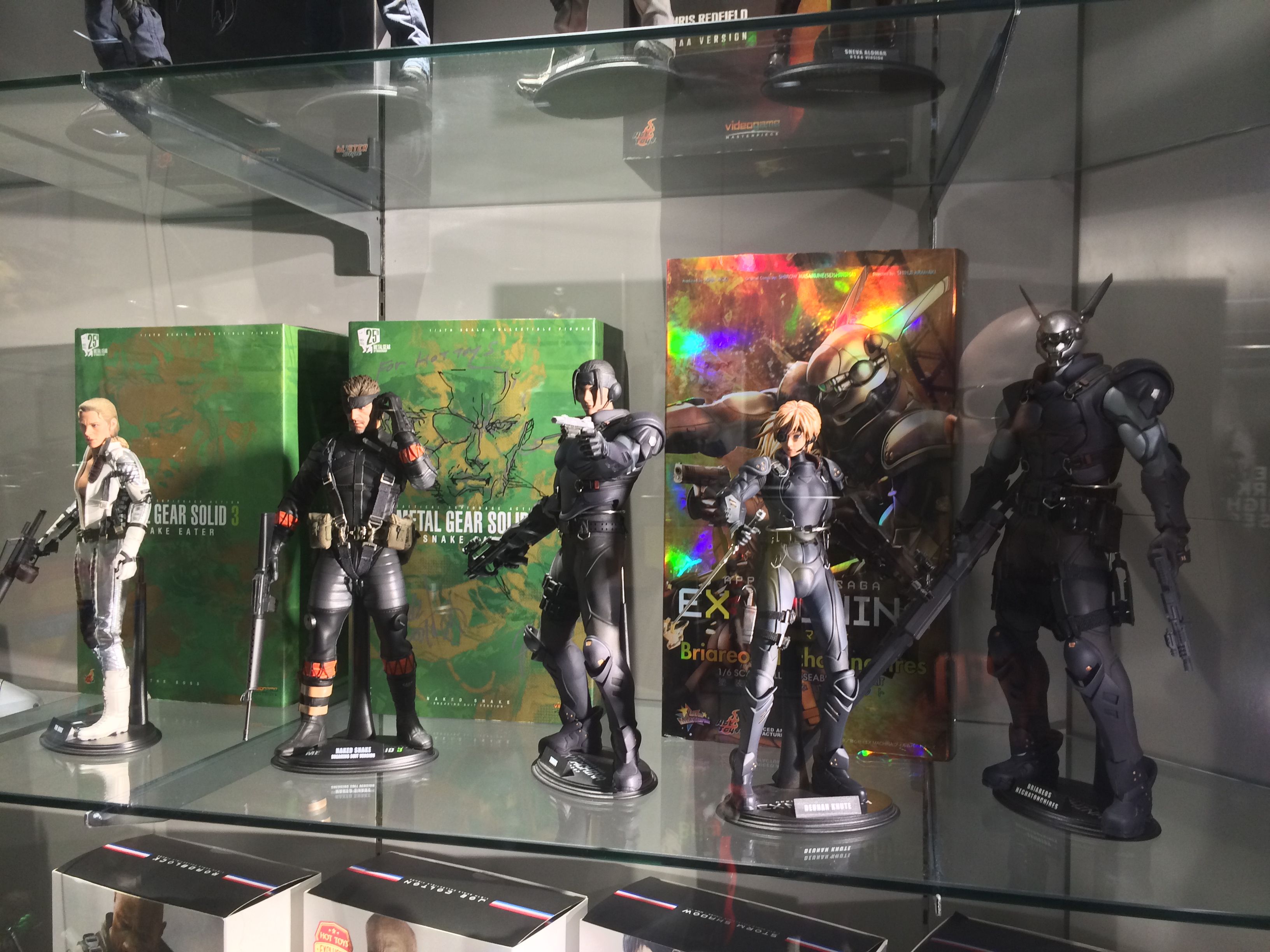 HOT TOYS "Secret Base" Retail Store Images