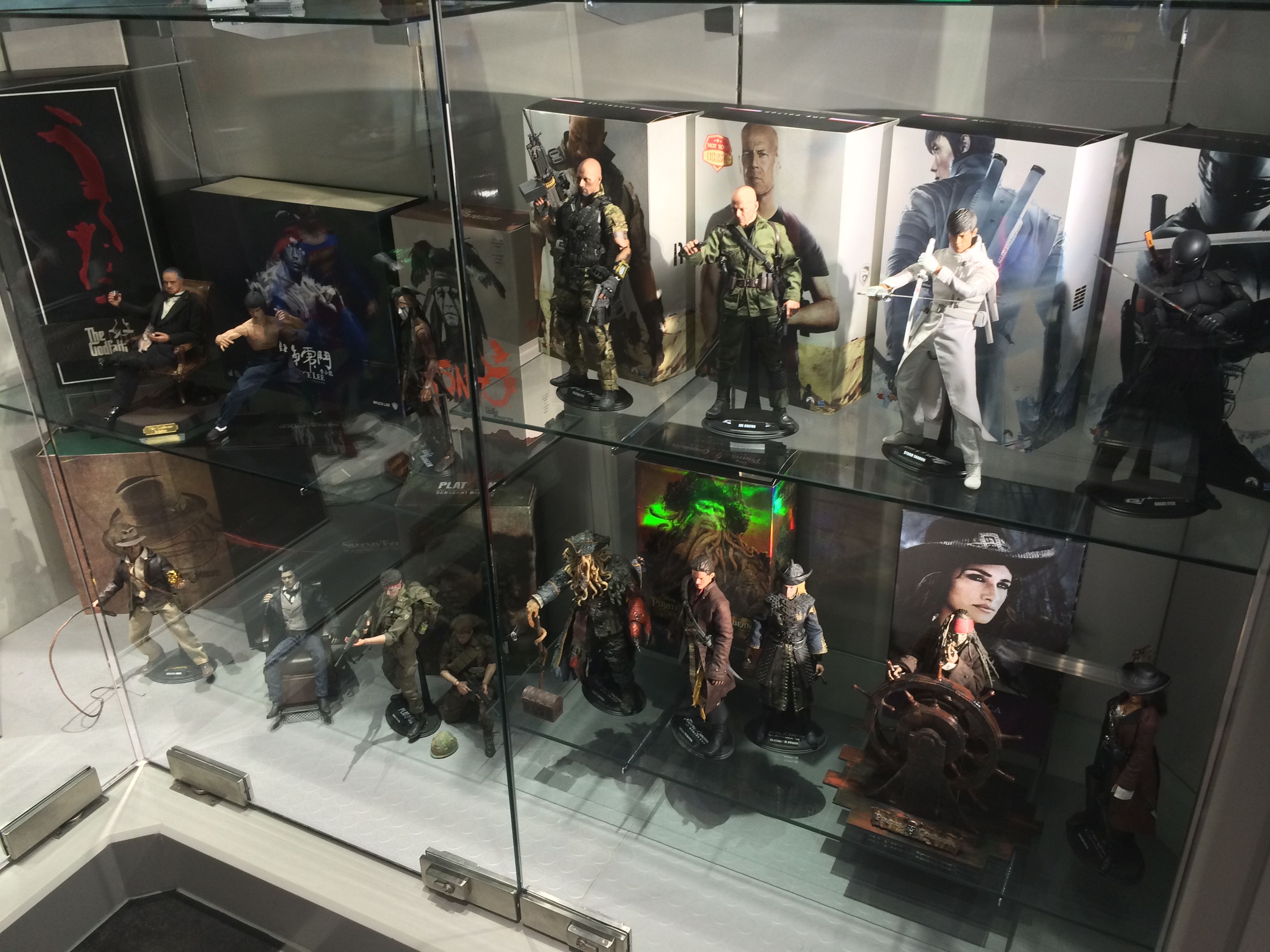 HOT TOYS "Secret Base" Retail Store Images