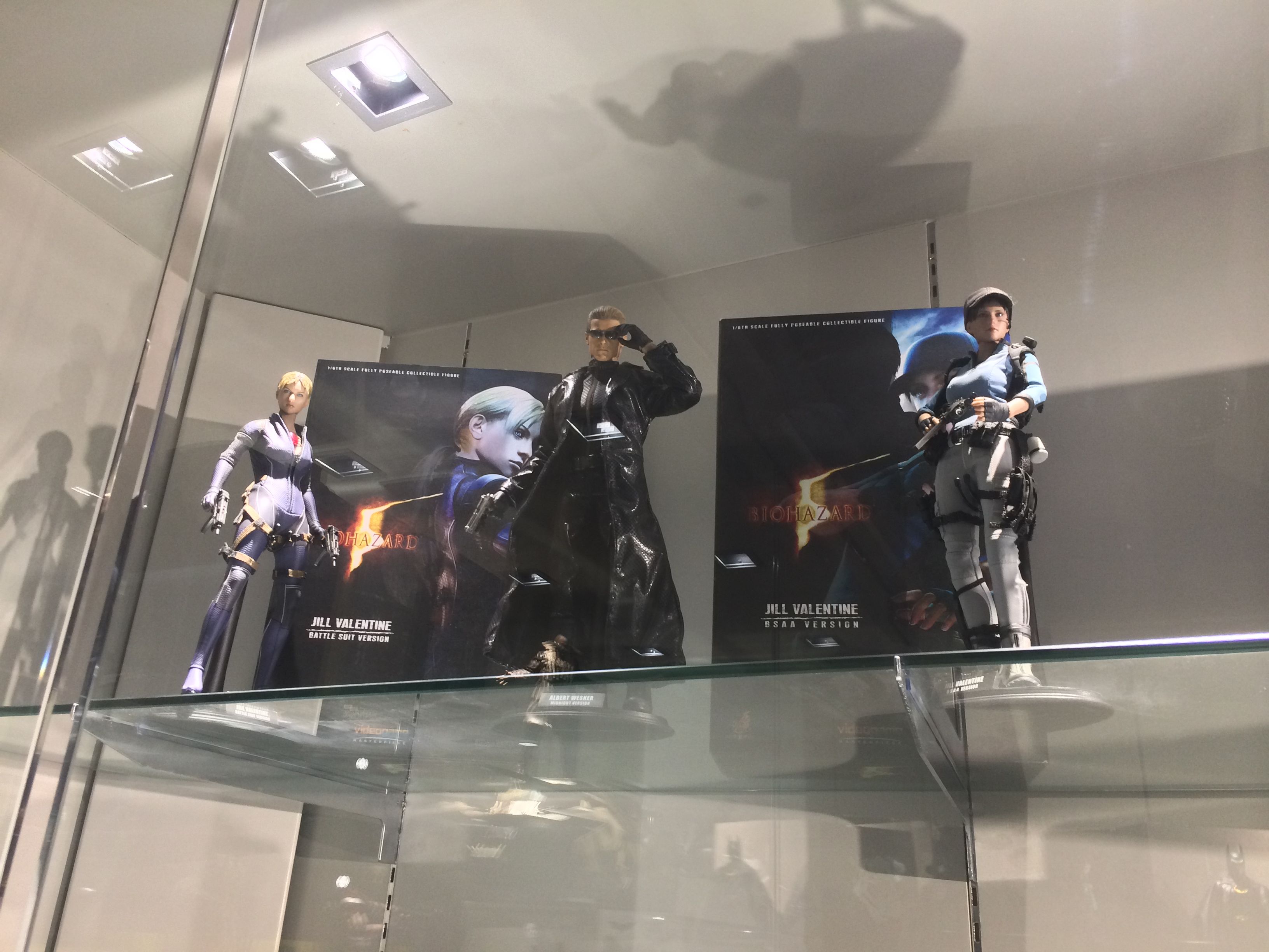 HOT TOYS "Secret Base" Retail Store Images