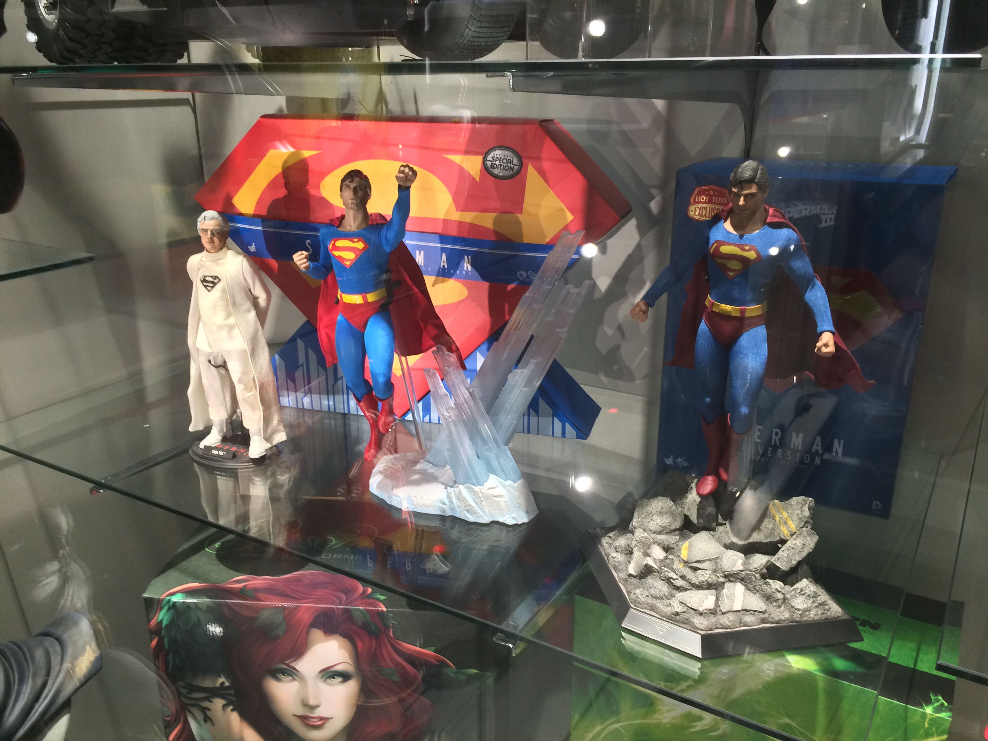 HOT TOYS "Secret Base" Retail Store Images